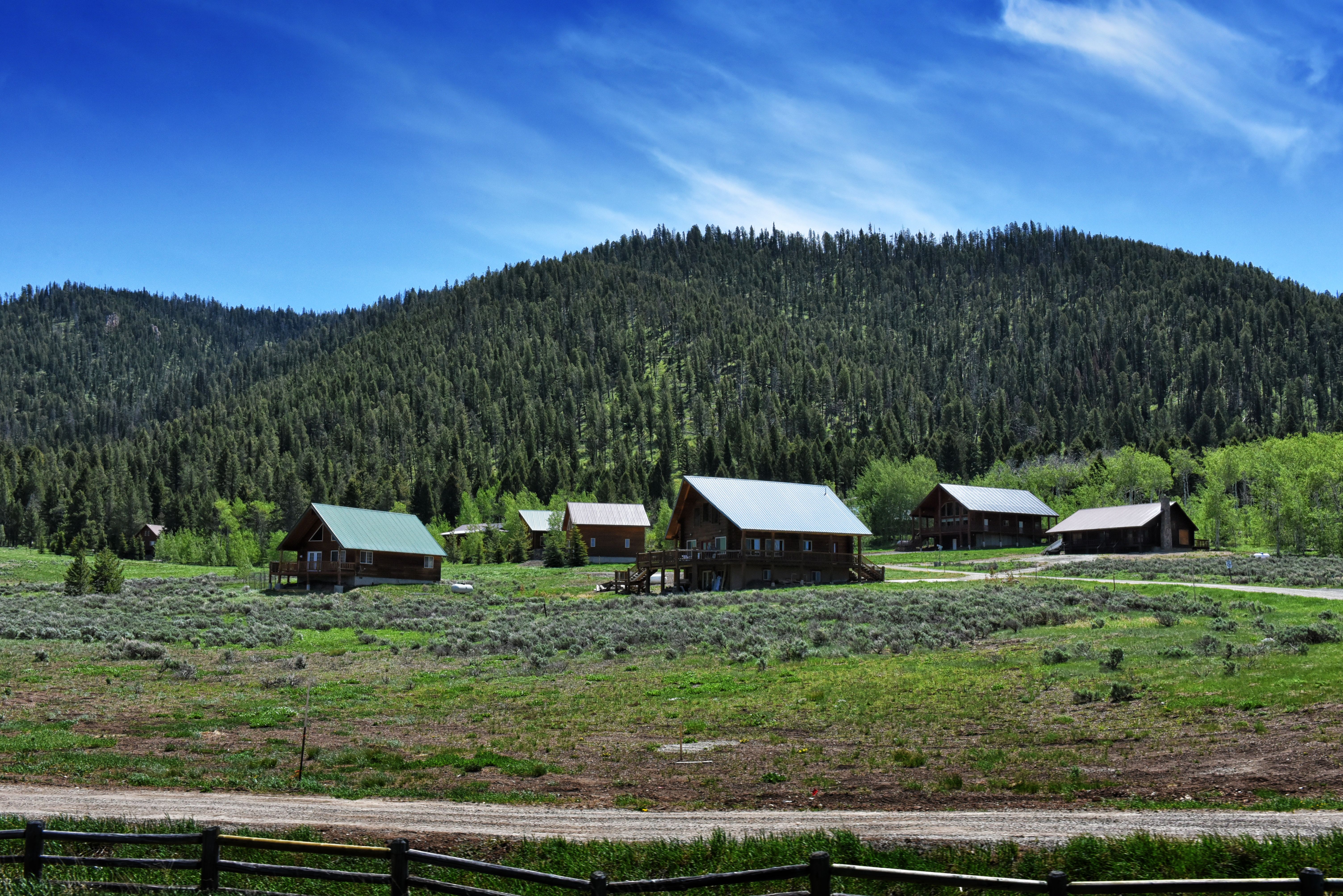 Cabañas Rústicas En El Parque Nacional De Yellowstone · Foto de stock ...