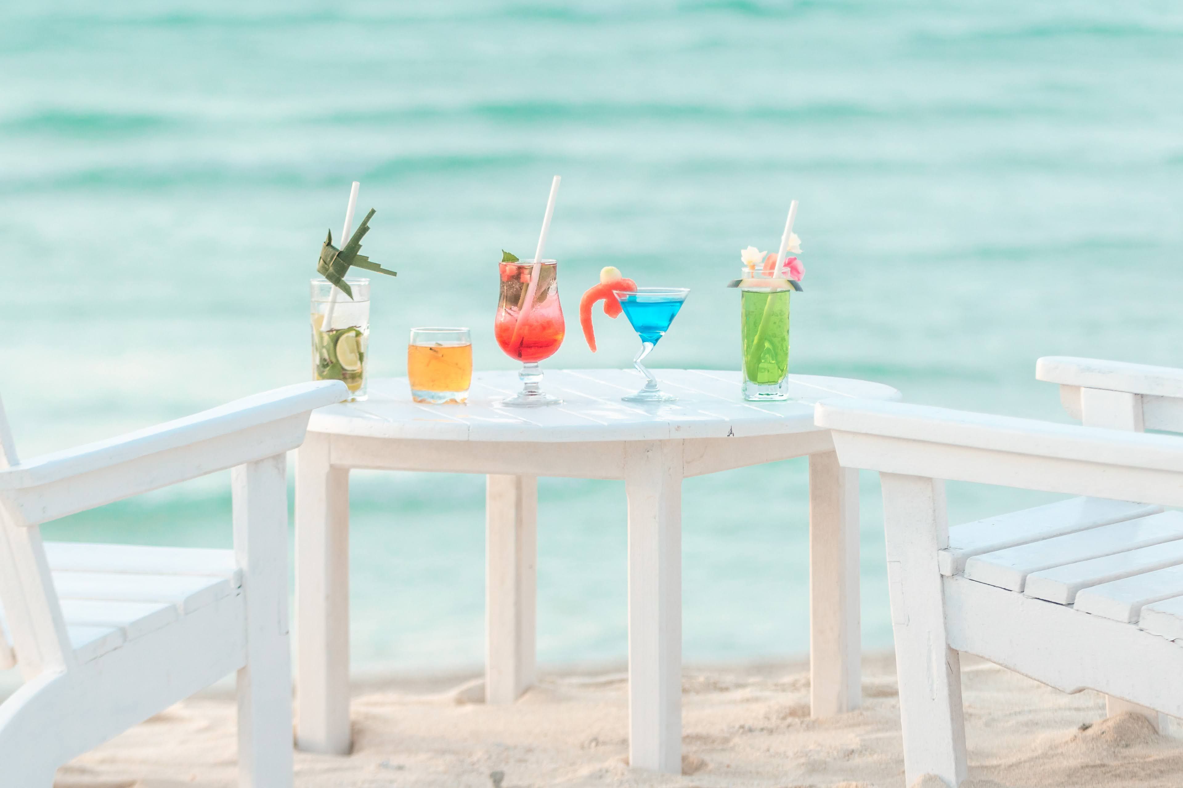Bebidas Tropicales En Una Playa De Las Maldivas · Foto de stock gratuita