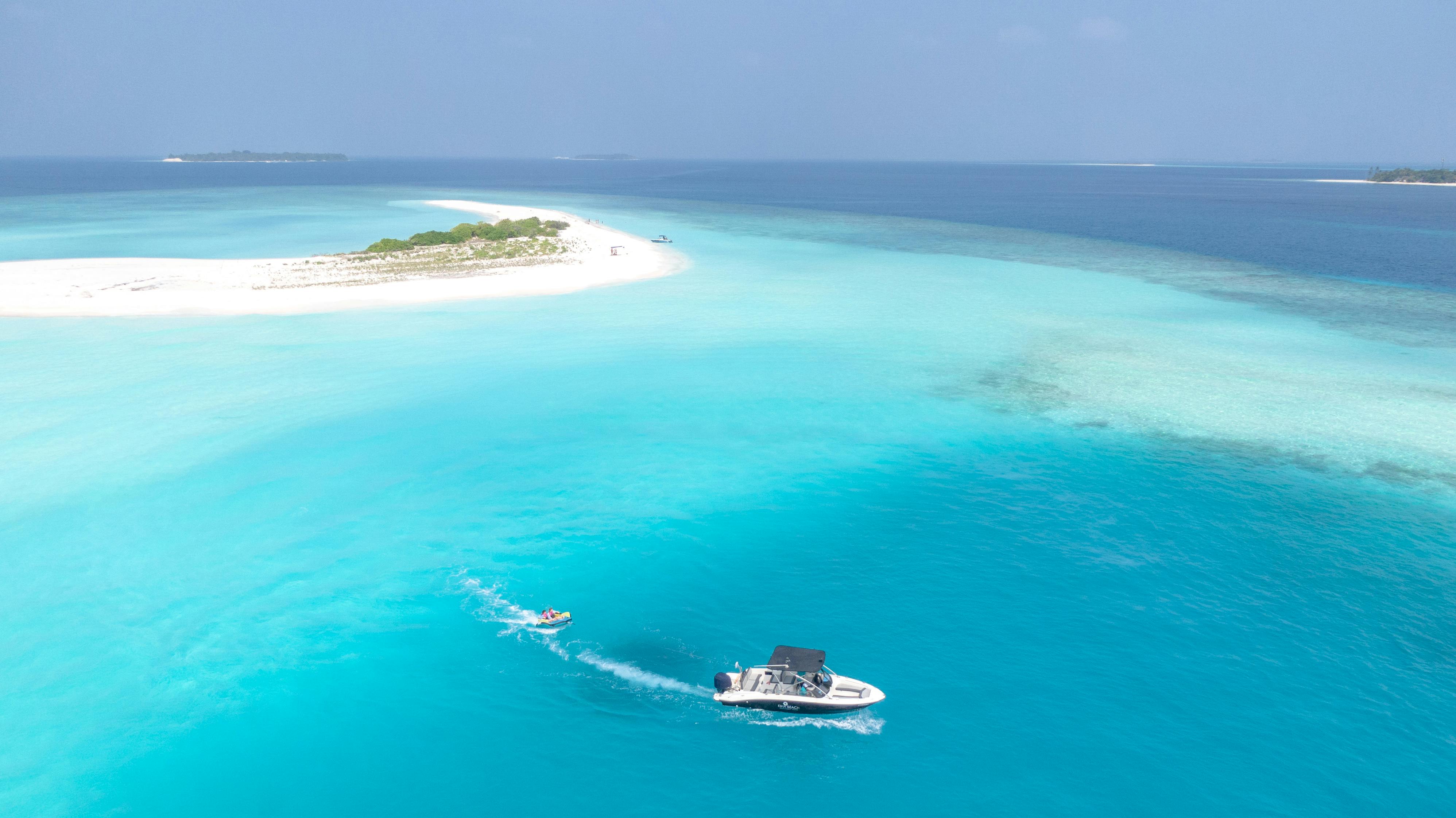 Stunning Aerial View of Maldives Island and Turquoise Waters · Free ...