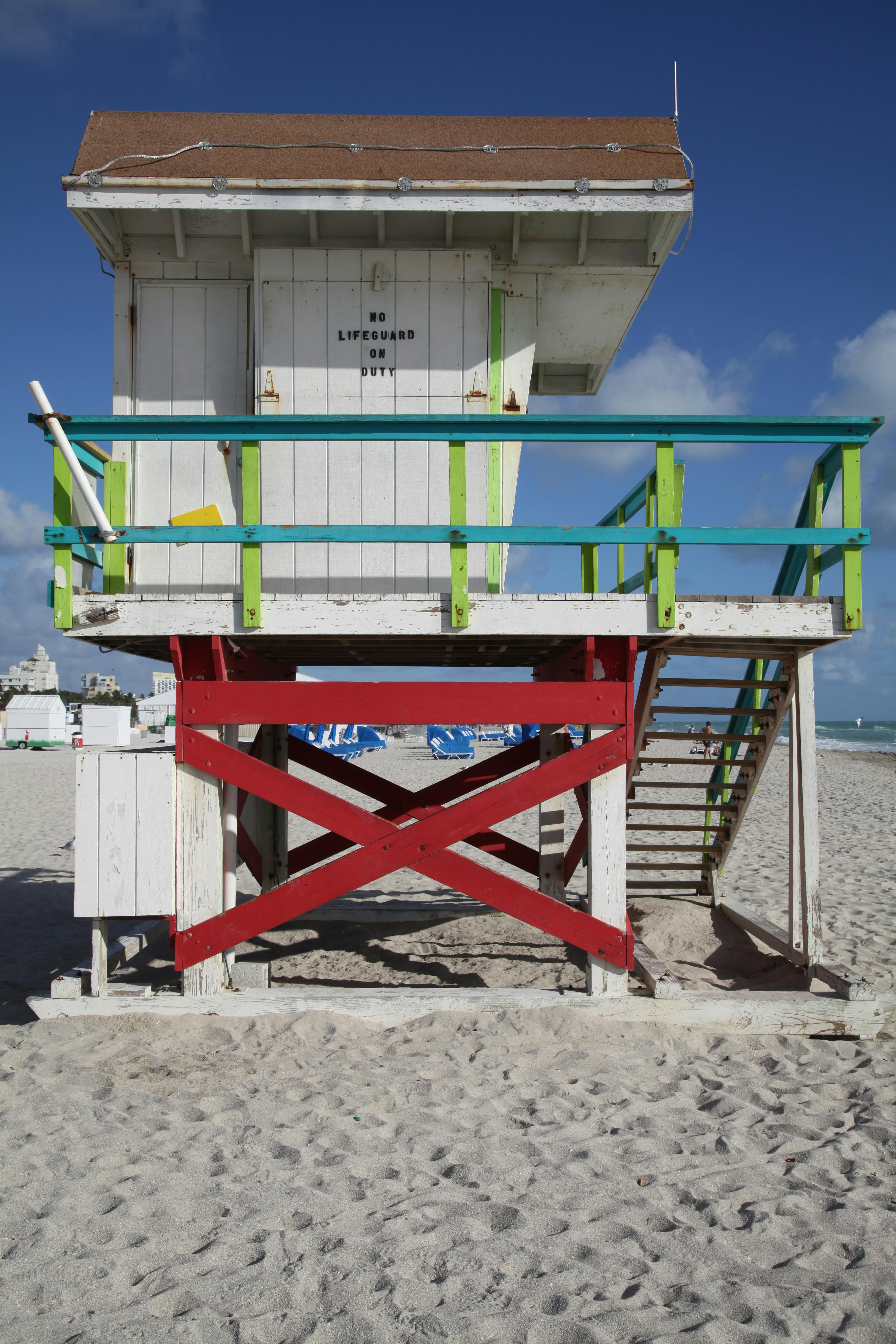 Lifeguard building on seashore against sundown sky · Free Stock Photo