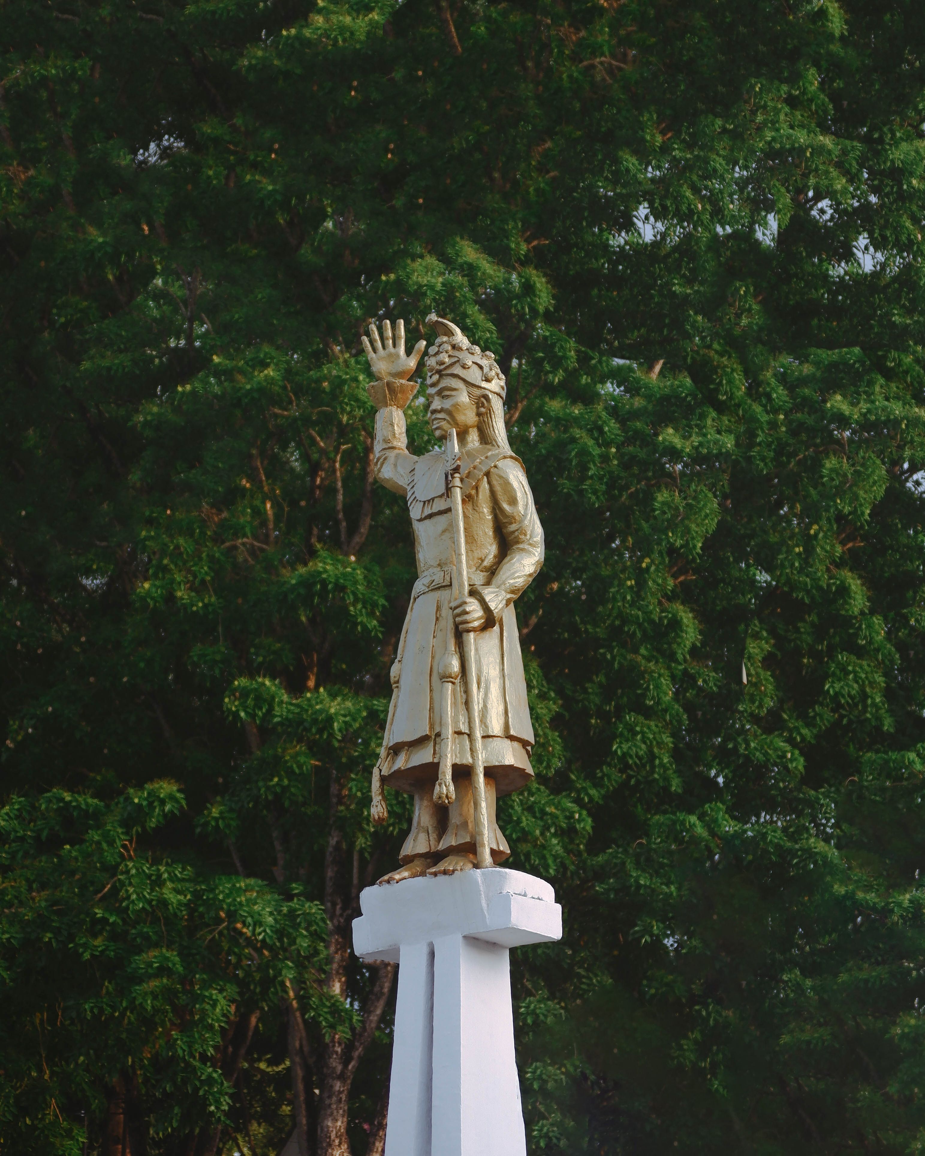 Golden Statue of Historic Figure in Lush Park · Free Stock Photo