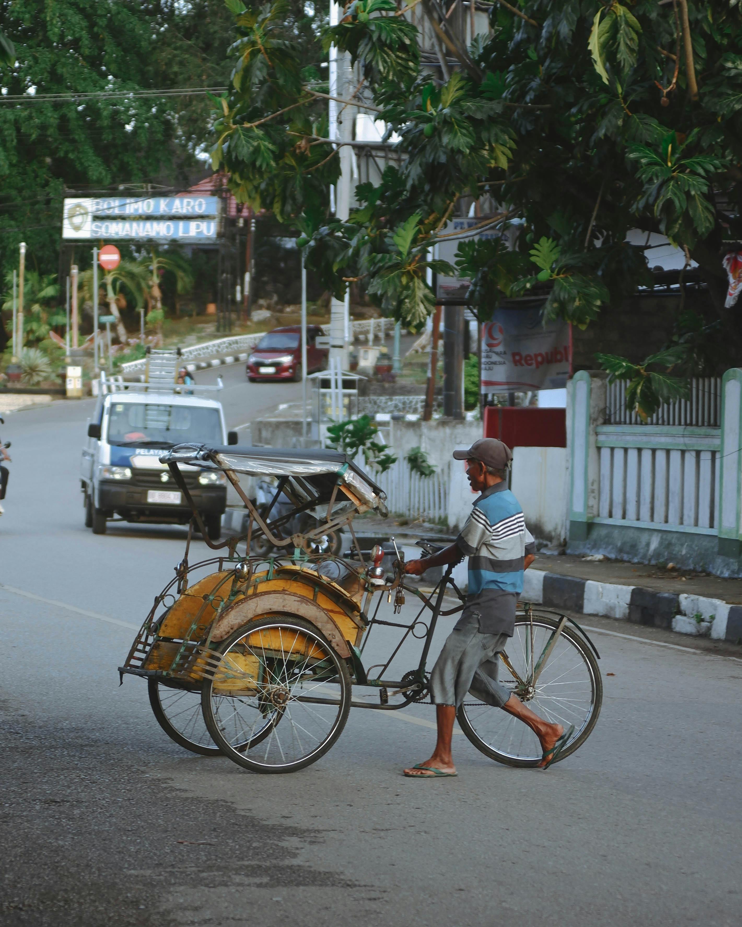 Kehidupan Jalanan Di Indonesia Dengan Becak · Foto Stok Gratis