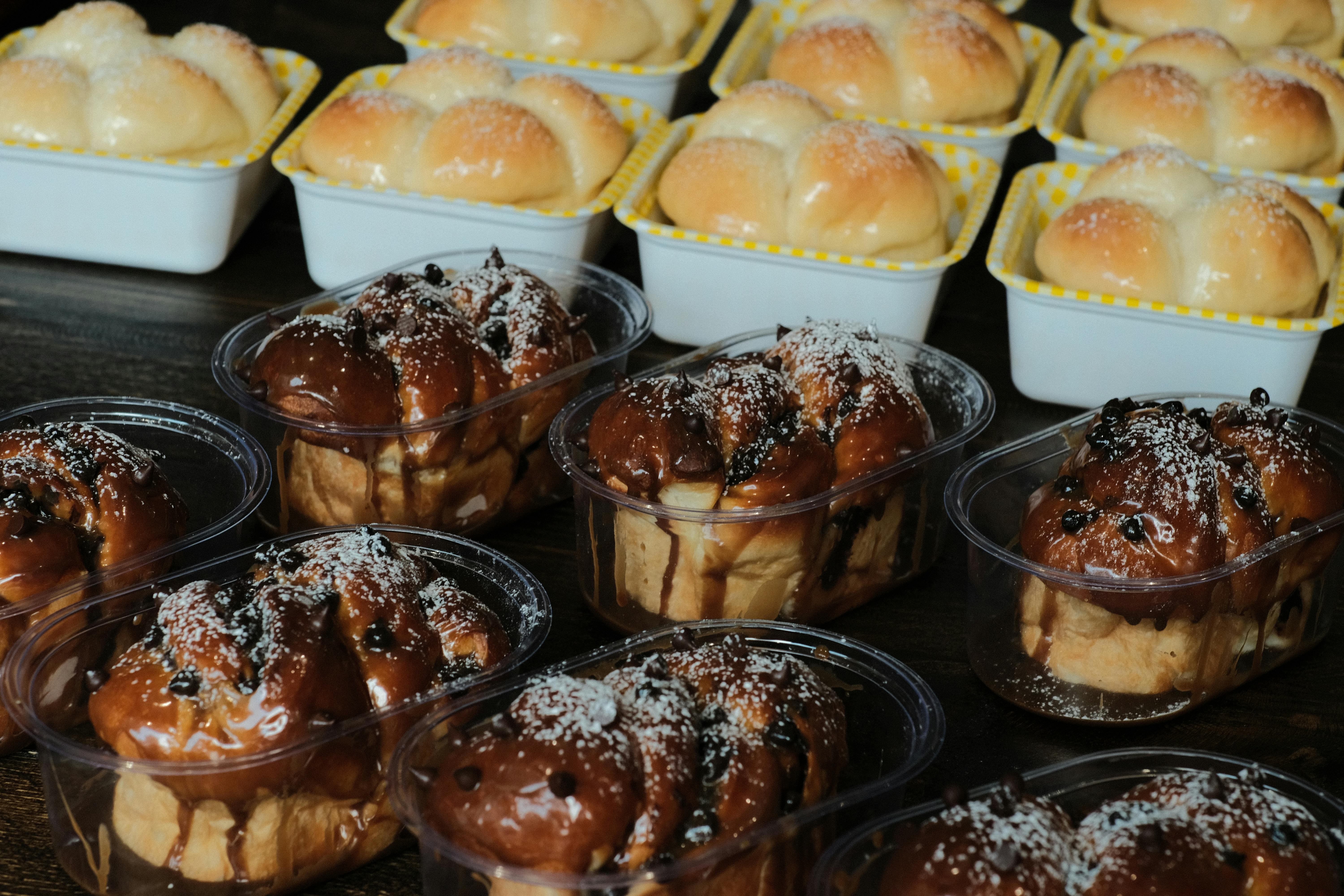 Pan Dulce Variado En Exhibición En Panadería · Foto de stock gratuita