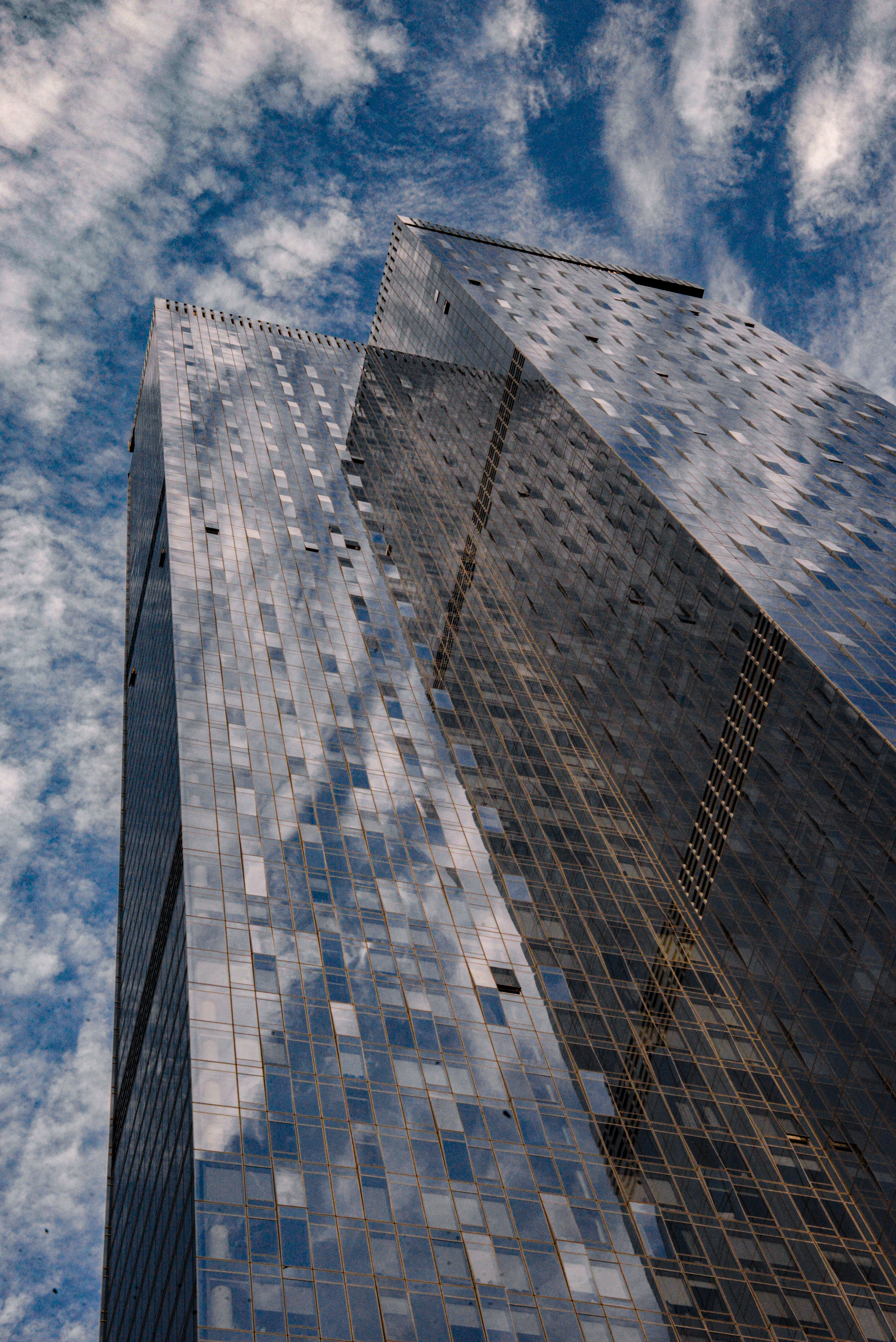 Modern skyscraper against cloudy sky · Free Stock Photo