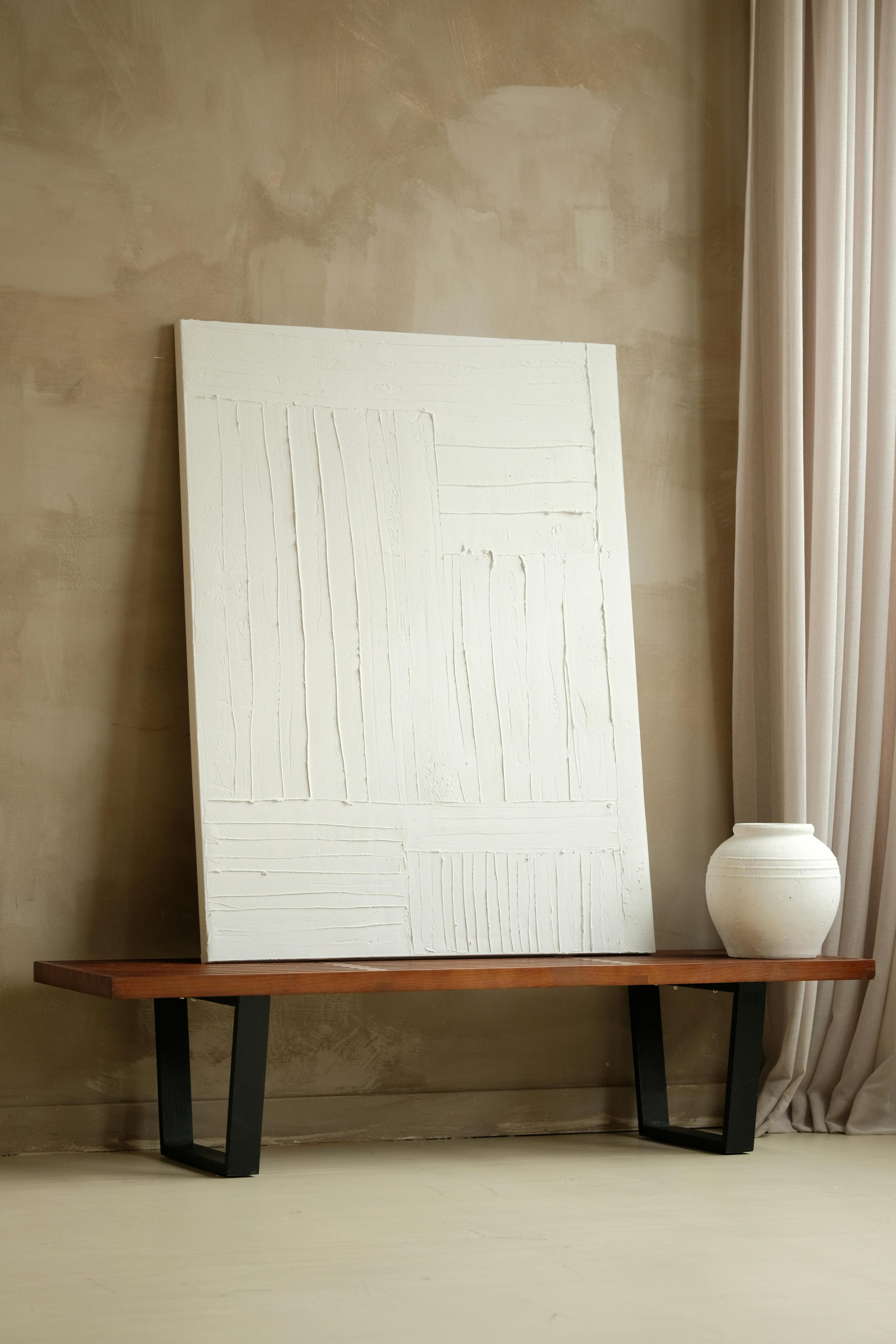 Interior Minimalista Con Arte En Lienzo Texturizado Y Jarrón · Foto de ...