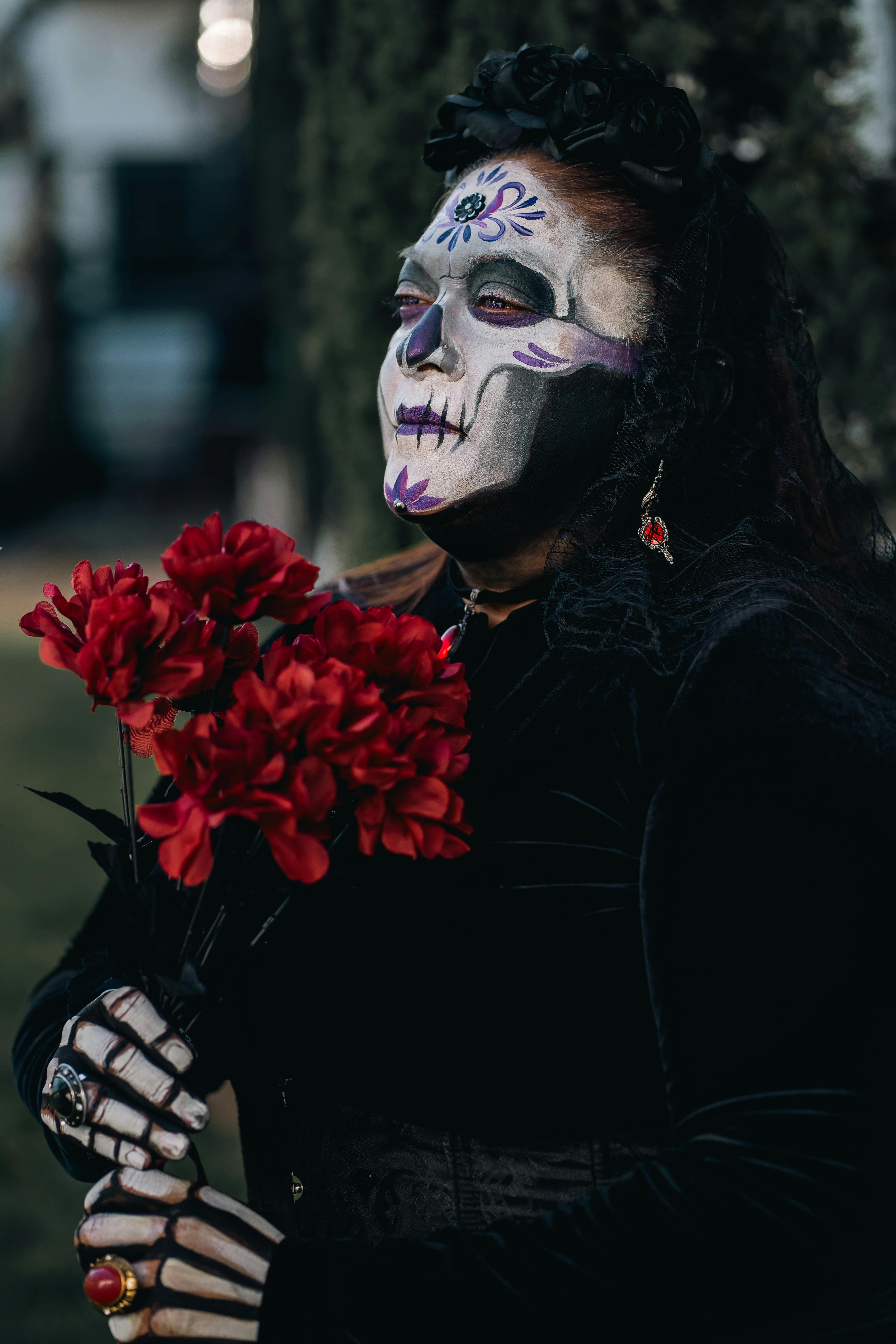Día de los Muertos Catrina with Red Roses · Free Stock Photo