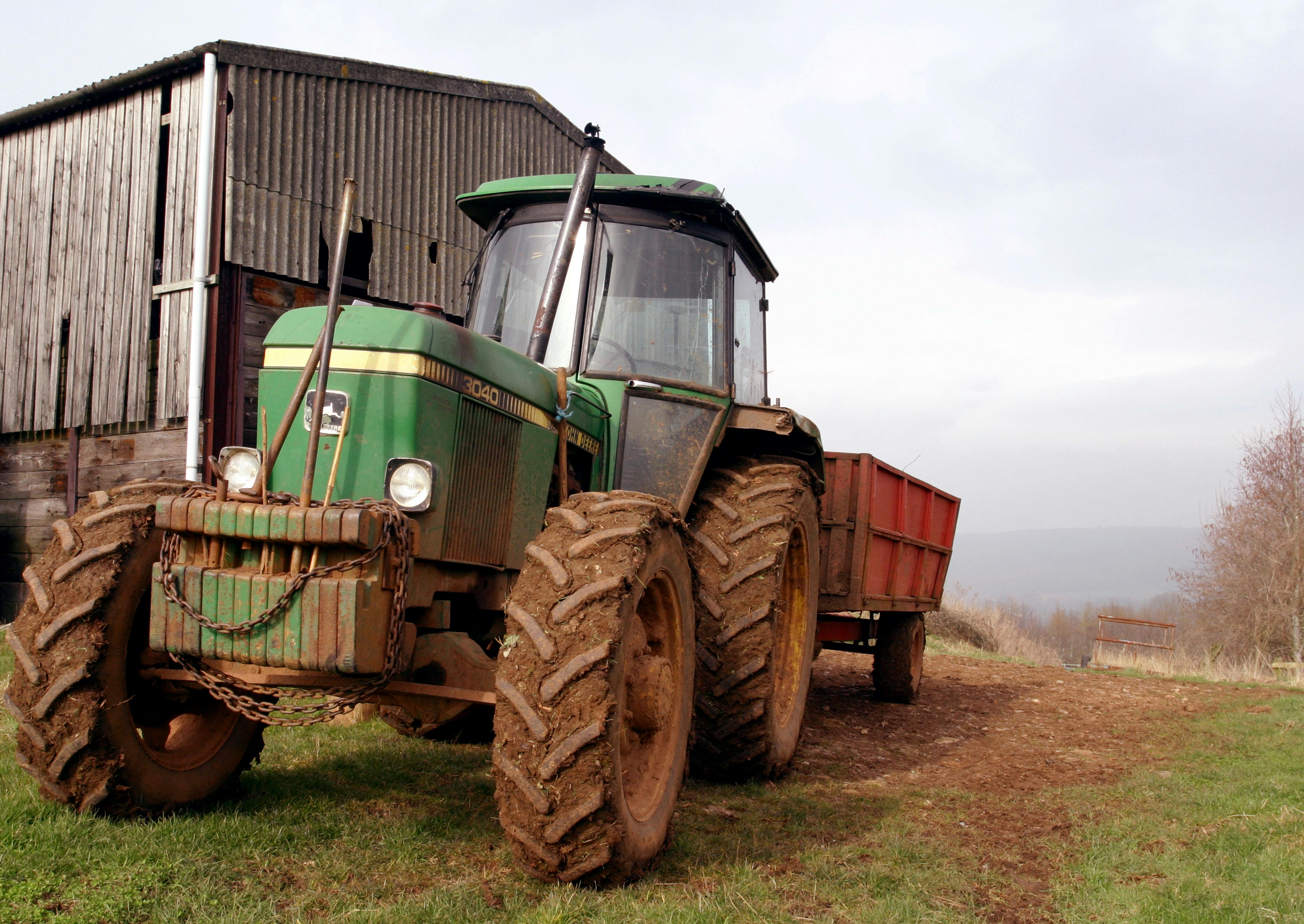 Rustic Tractor in Barrow Gurney Farmyard · Free Stock Photo