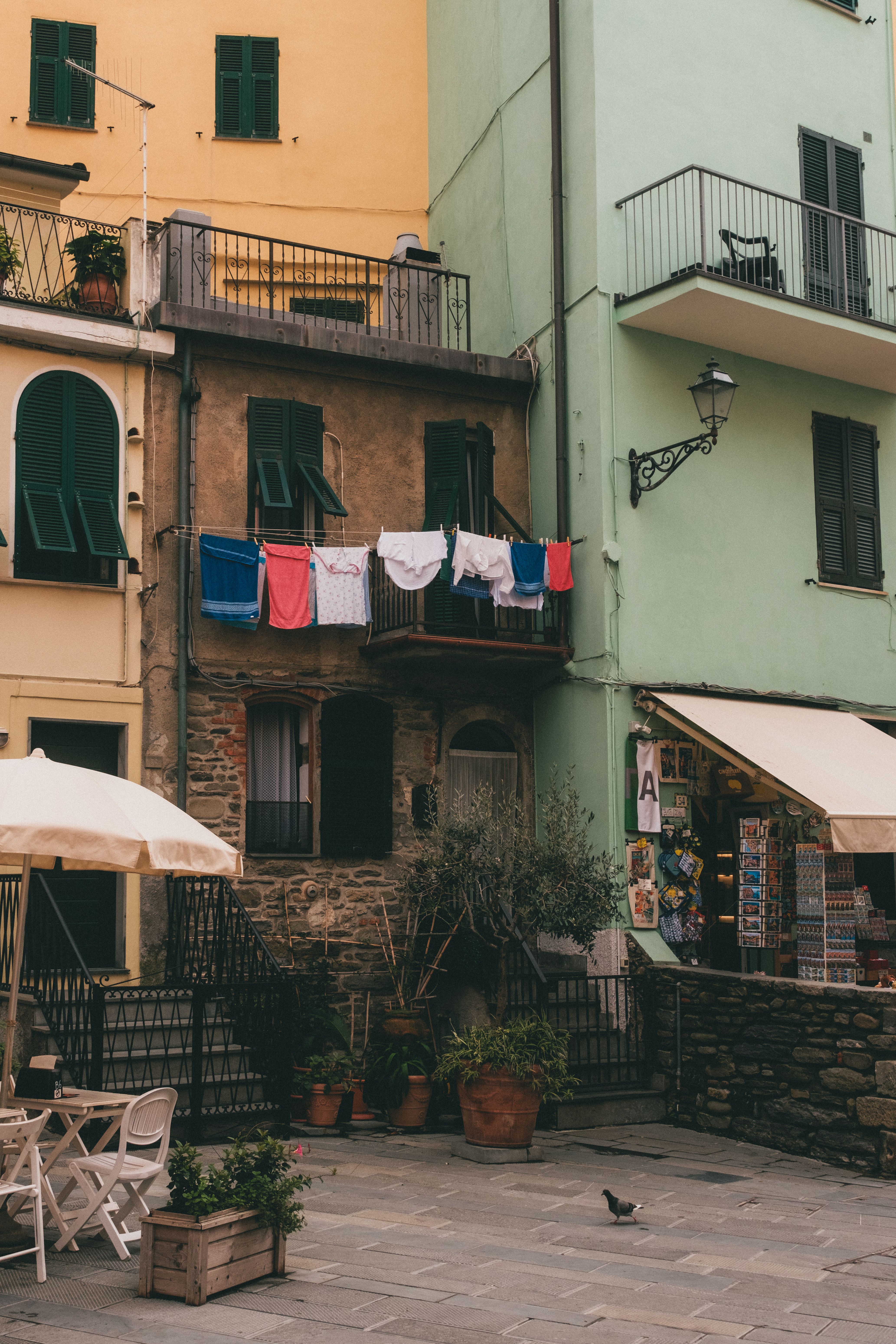 Charming Italian Streetscape with Colorful Building · Free Stock Photo