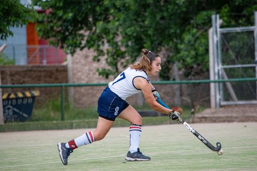 Female athlete playing field hockey in action · Free Stock Photo