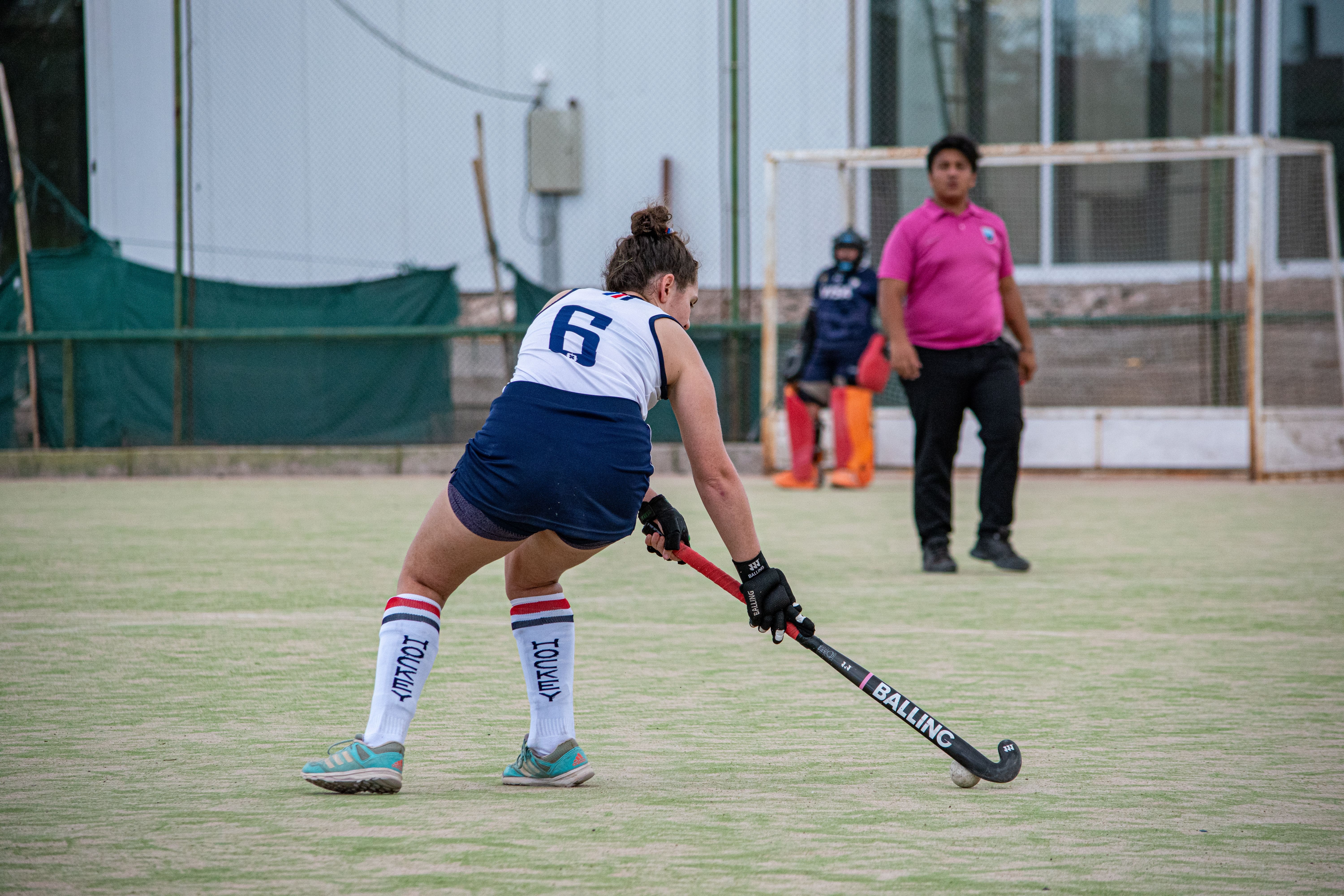 Field Hockey Player in Action on Grass Field · Free Stock Photo