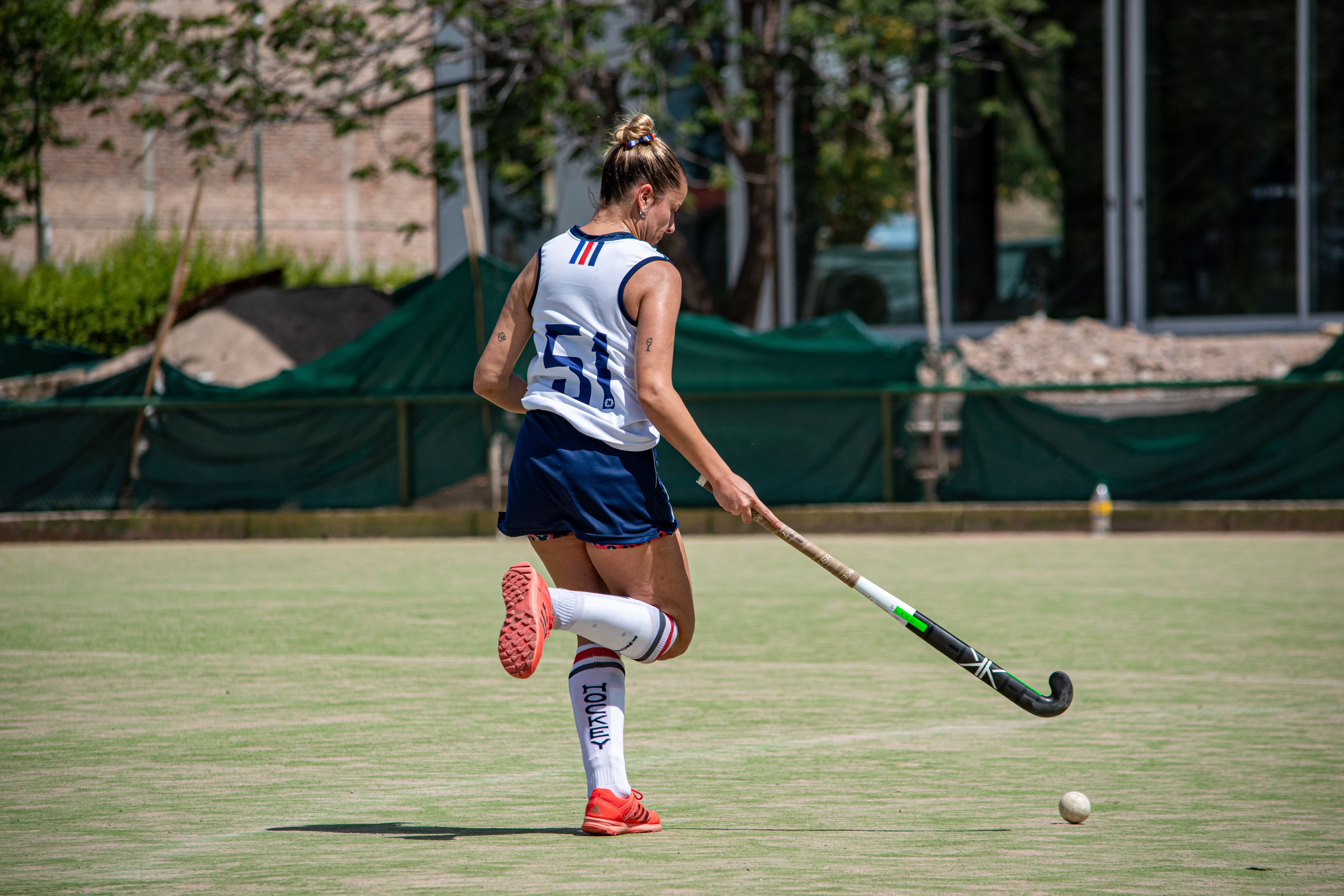 Female Field Hockey Player in Action Outdoors · Free Stock Photo