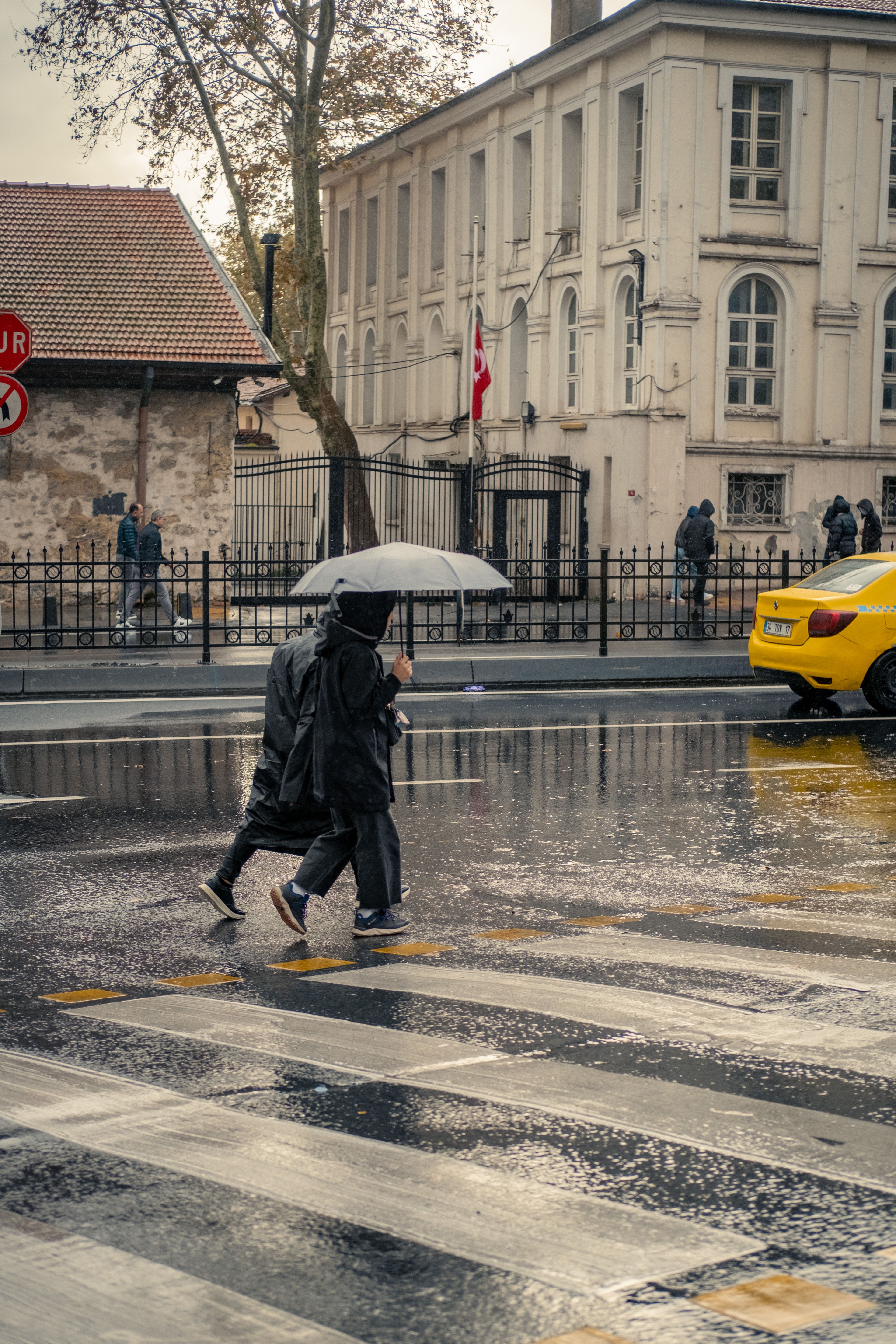 Rainy Urban Street Scene with Pedestrians · Free Stock Photo
