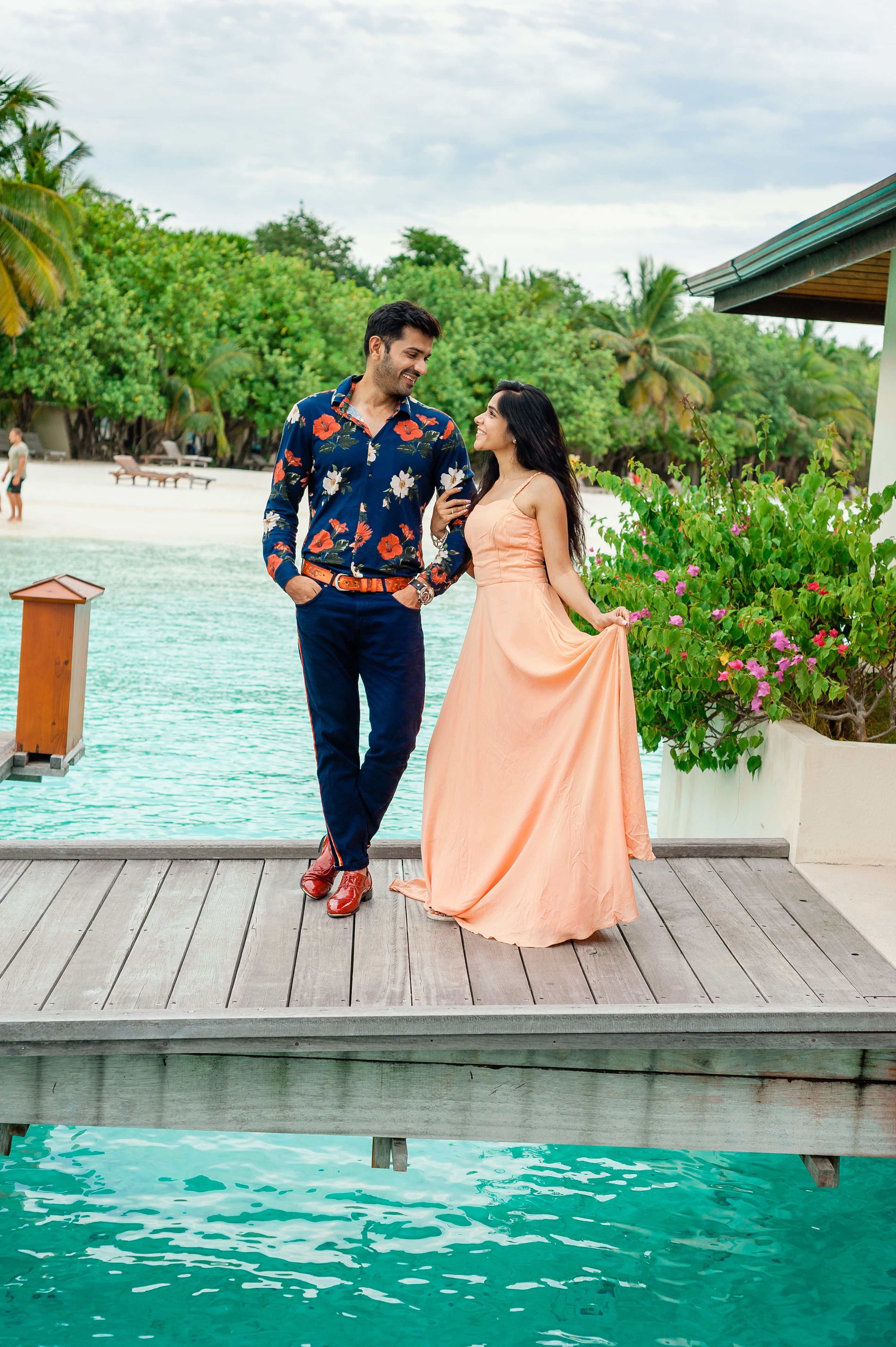 Romantic Couple in Stylish Attire at Maldives Resort · Free Stock Photo