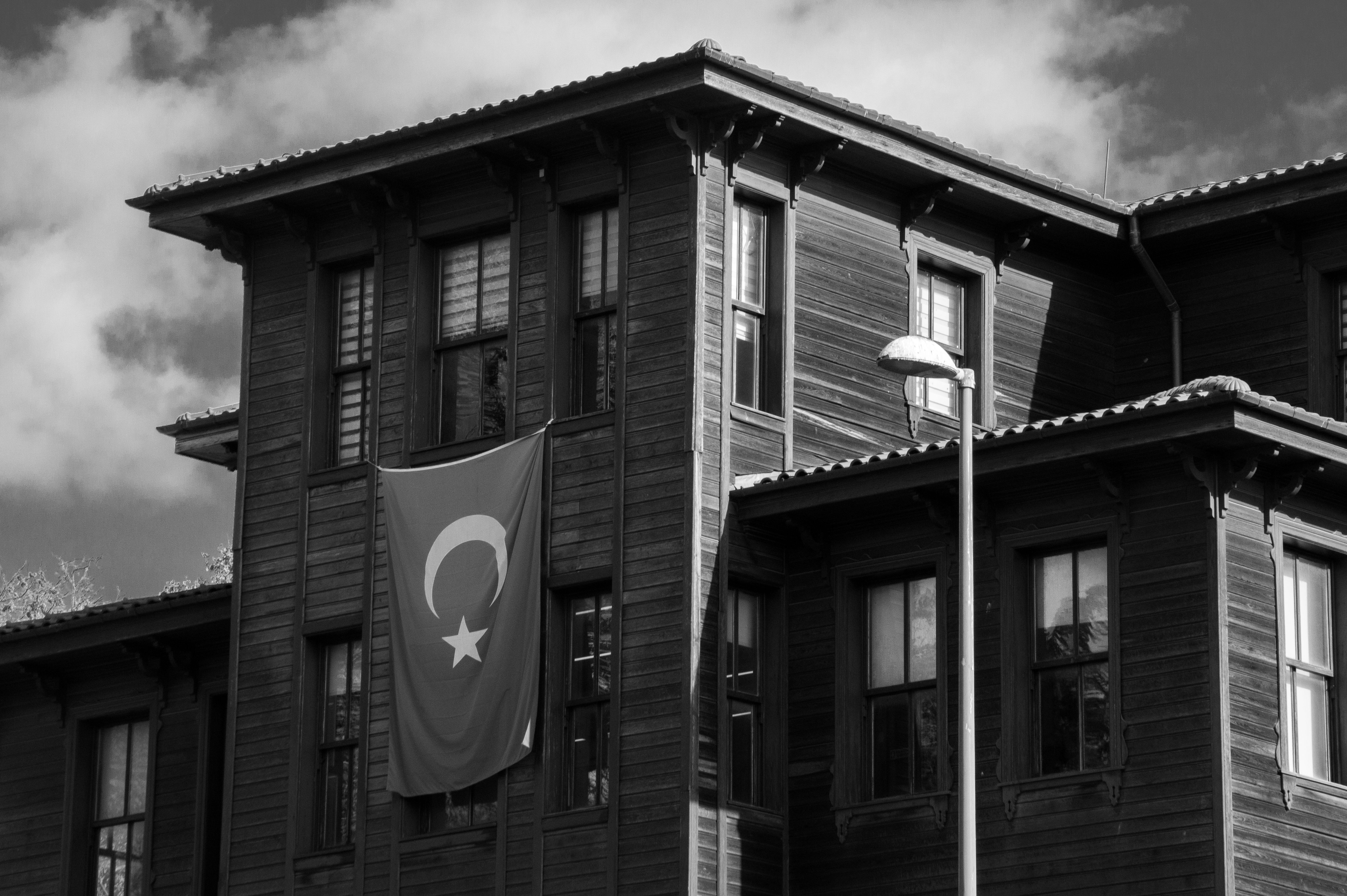 Classic Turkish Architecture with National Flag · Free Stock Photo