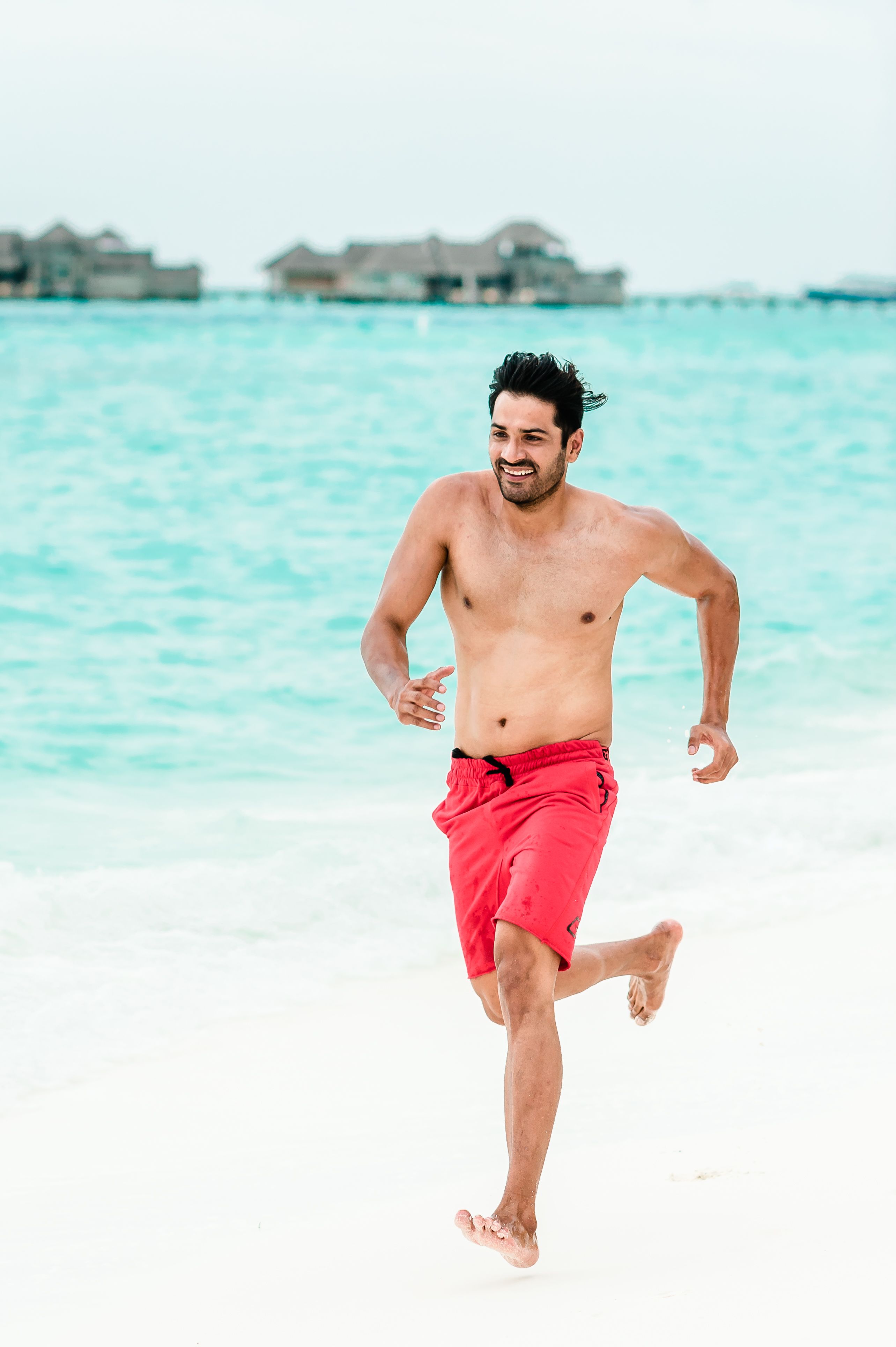 Vibrant Beach Run in the Maldives · Free Stock Photo