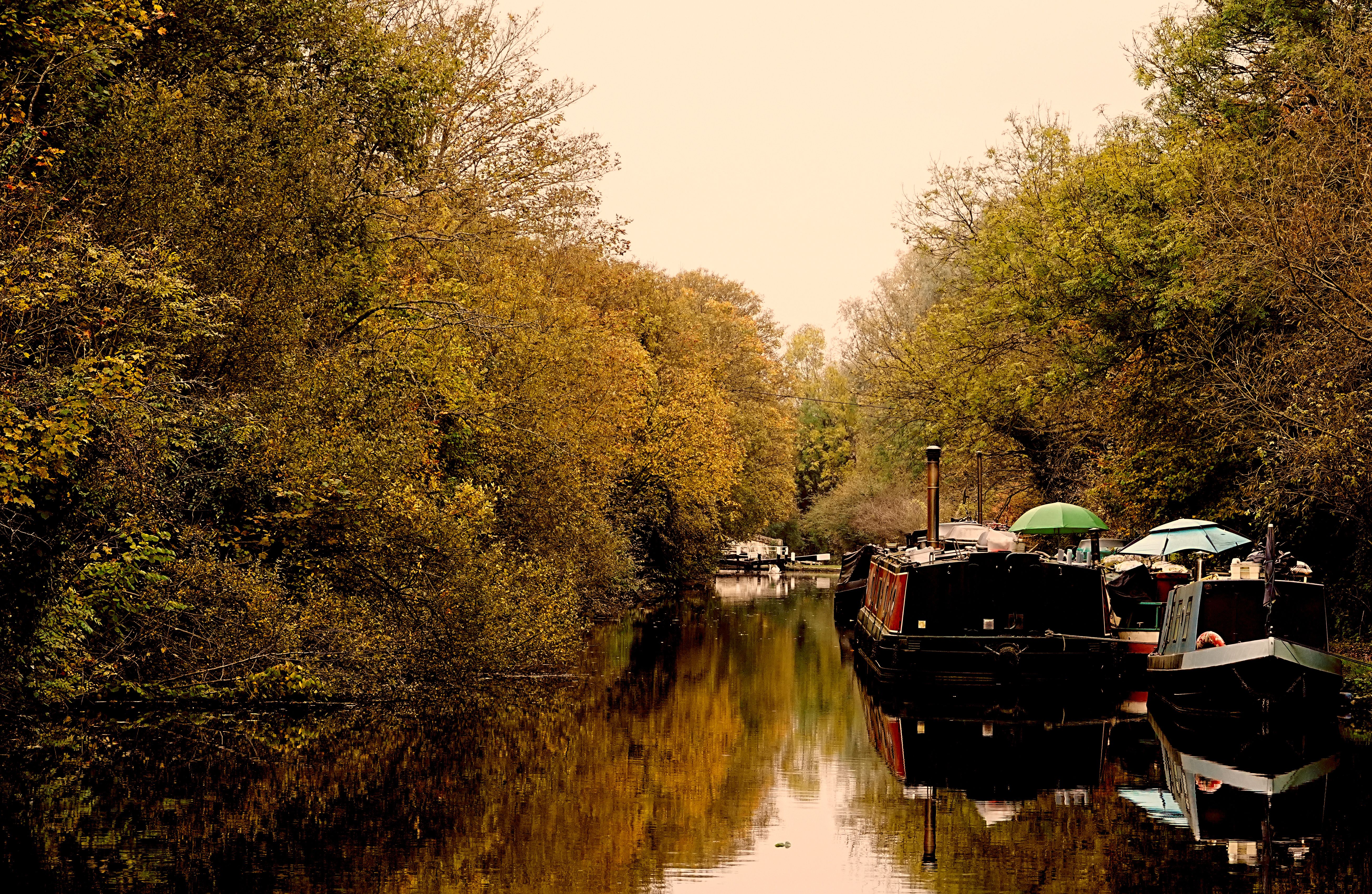 Scenic Autumn Canal with Narrowboats in Rickmansworth · Free Stock Photo