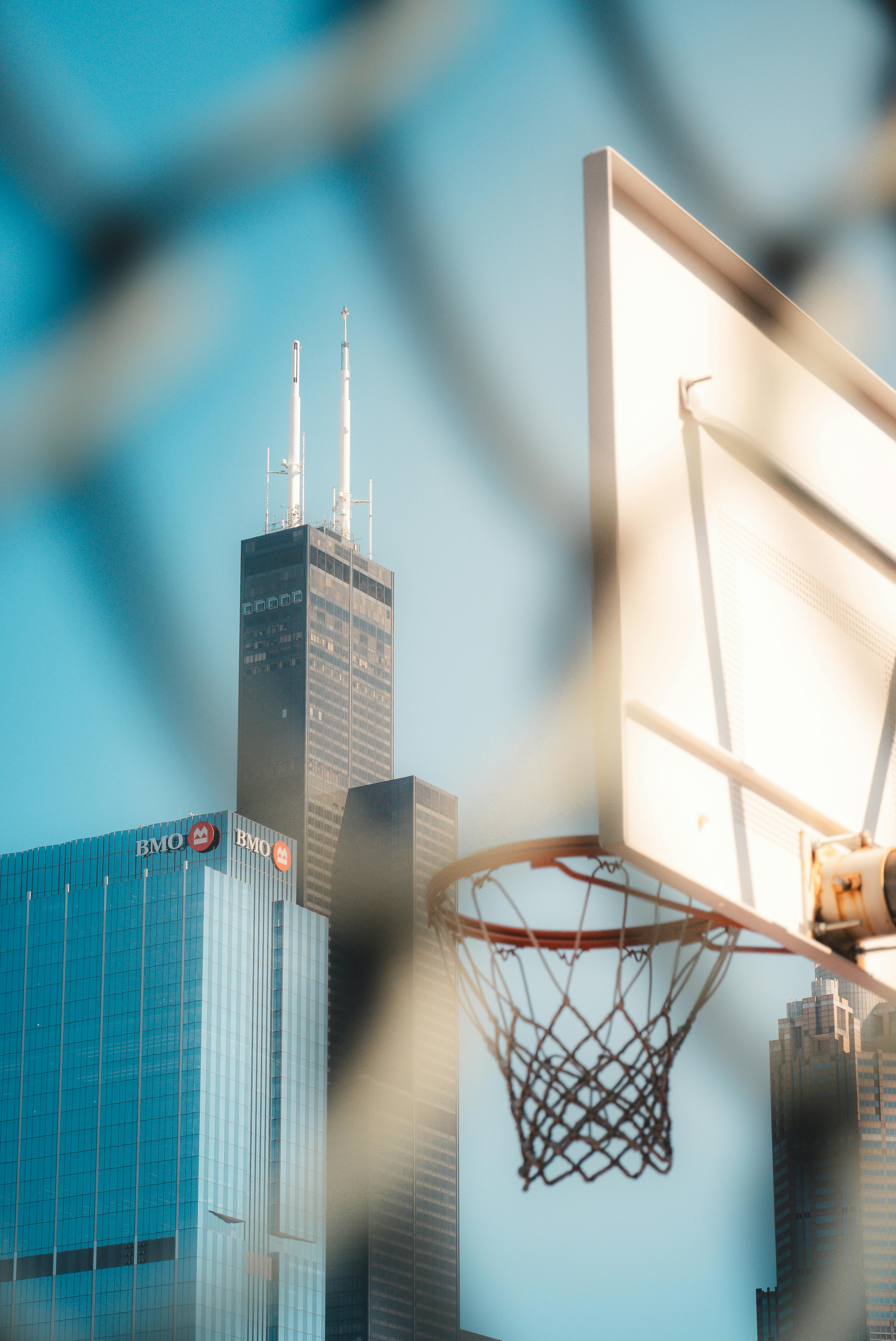 Aro De Baloncesto Con Vista Al Horizonte De Chicago · Foto de stock ...