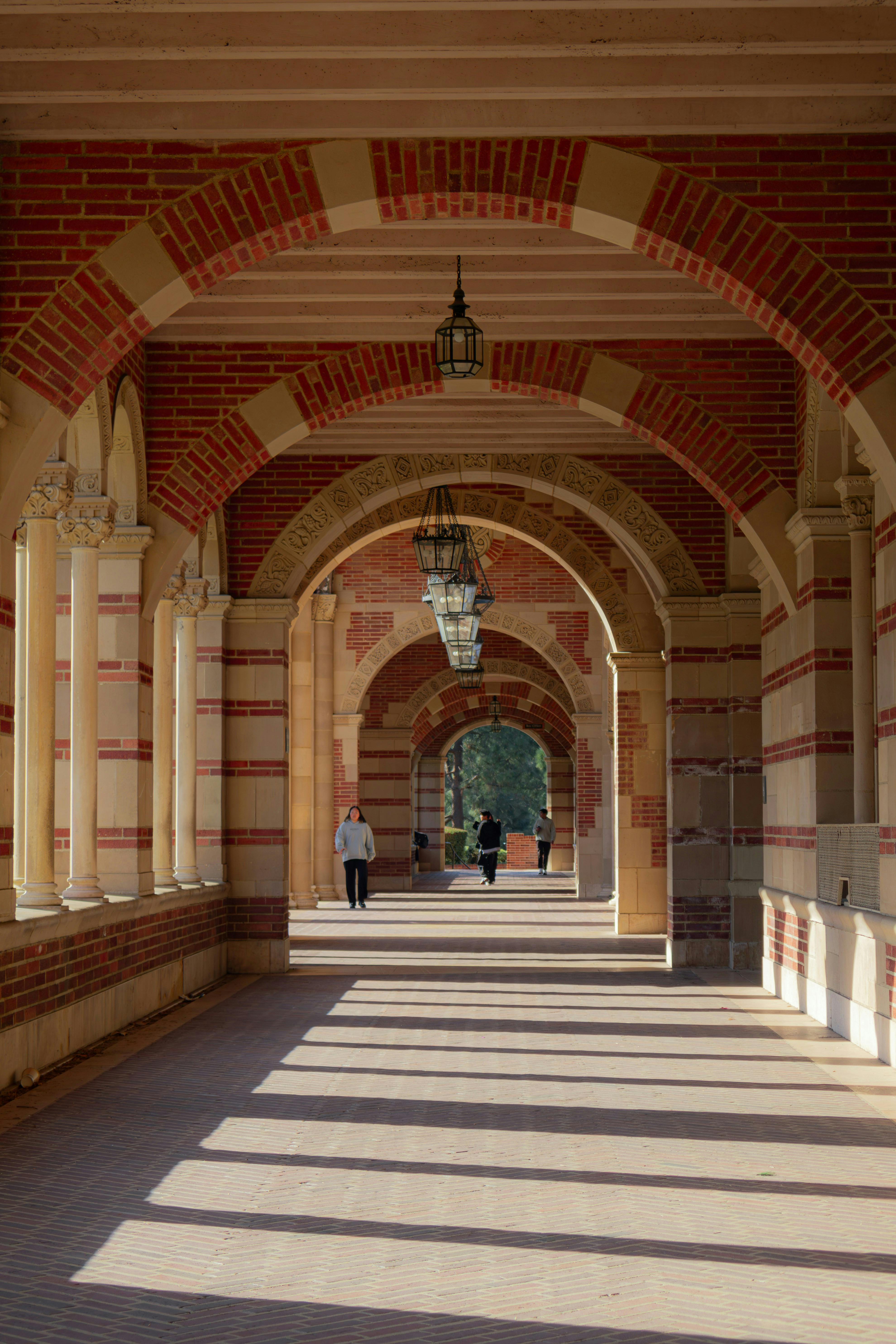 Elegant Arched Corridor at UCLA Campus, Los Angeles · Free Stock Photo