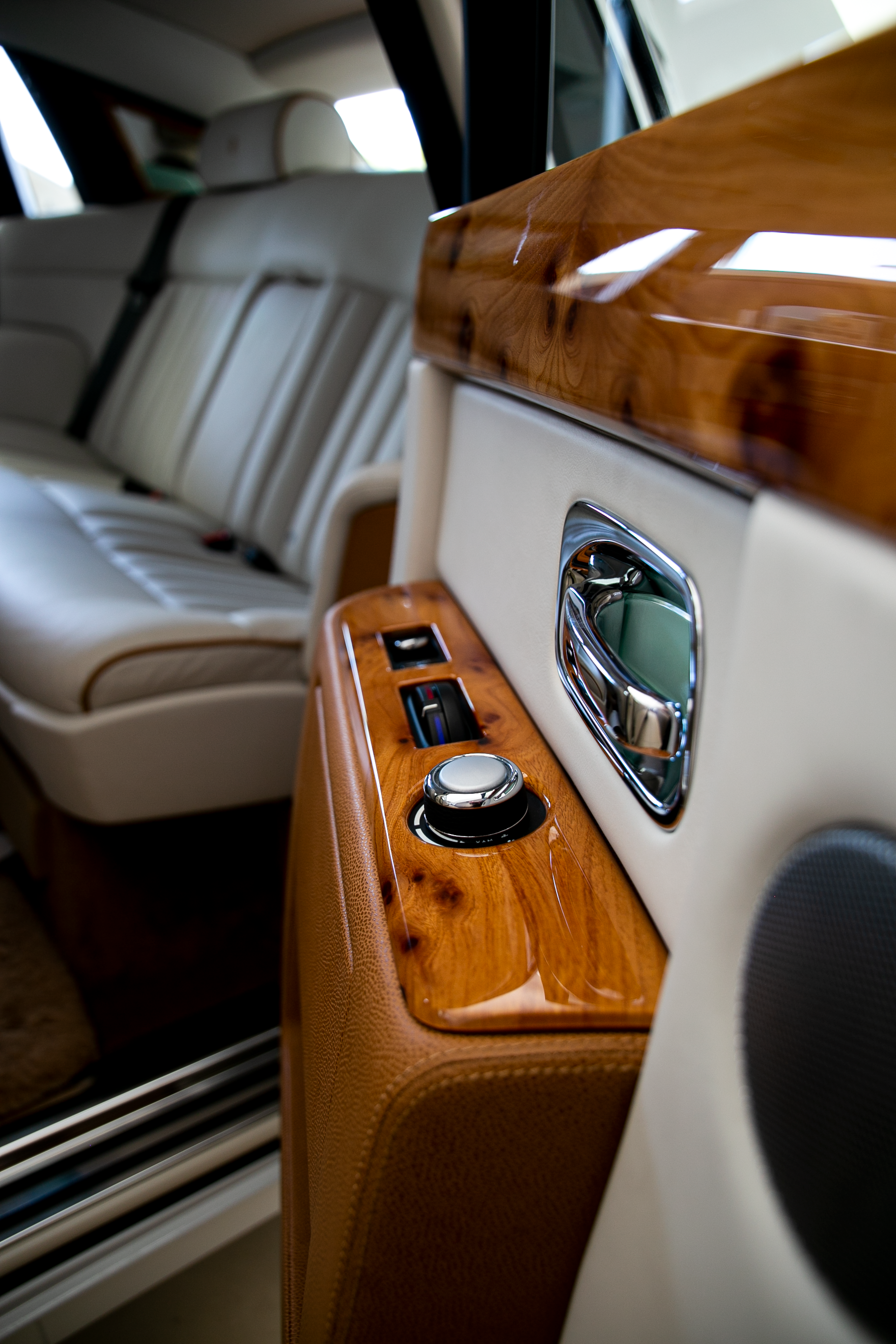 Interior Luxuoso De Um Carro De Luxo Com Acabamento Em Madeira · Foto ...
