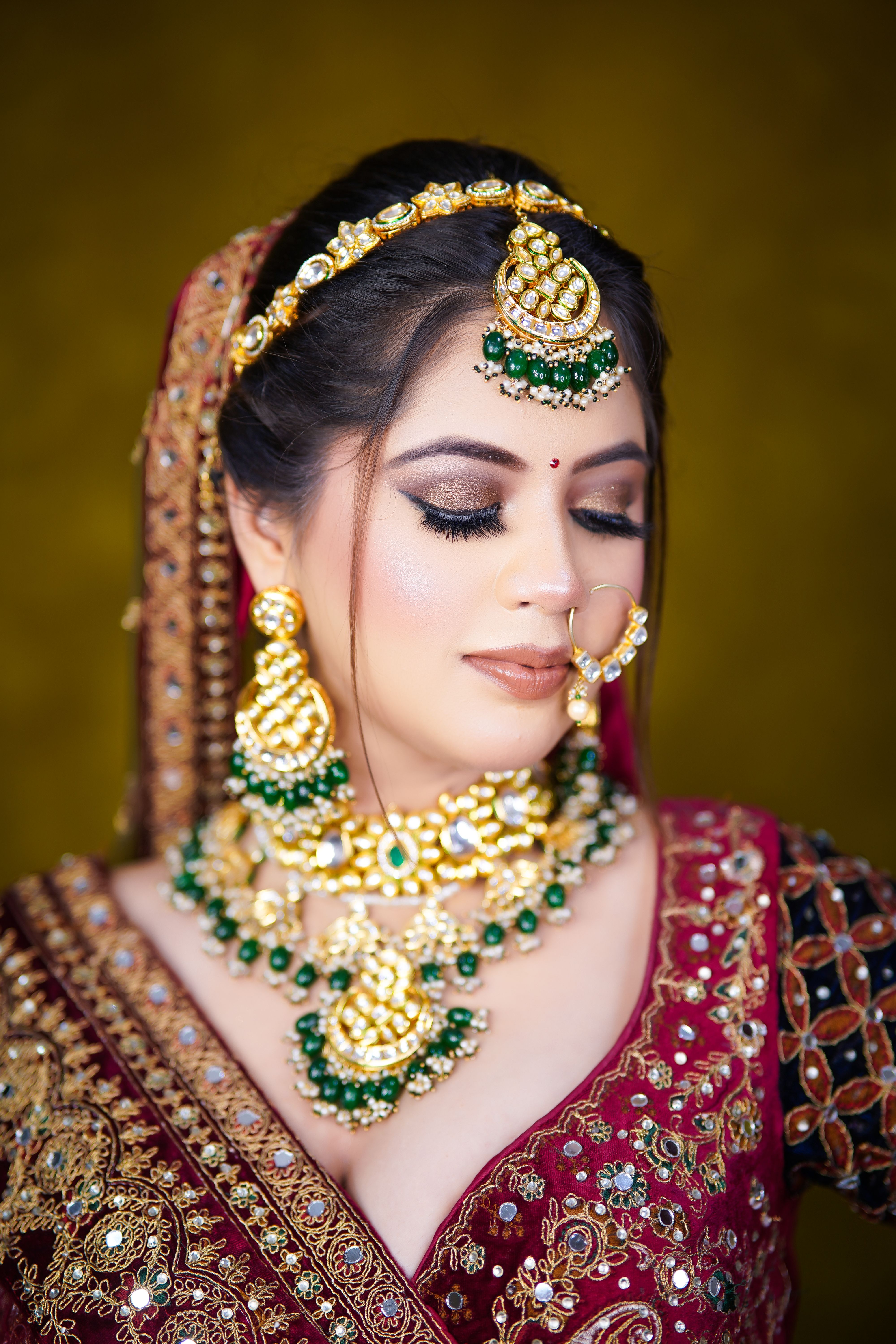 Elegante Novia India Con Joyas Tradicionales Adornadas · Foto de stock ...
