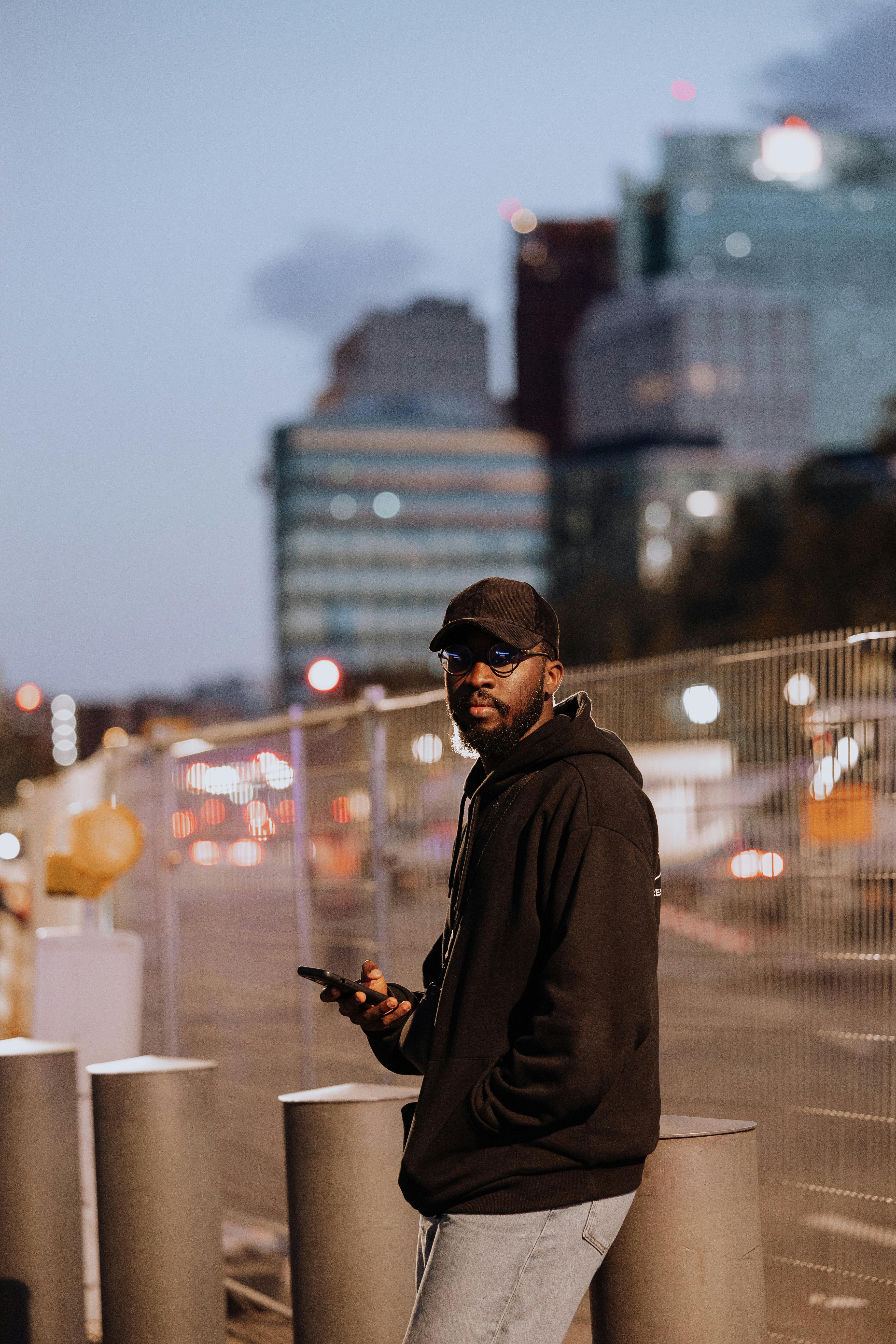 Retrato Informal Al Atardecer En El Paisaje Urbano De Berlín · Foto de ...