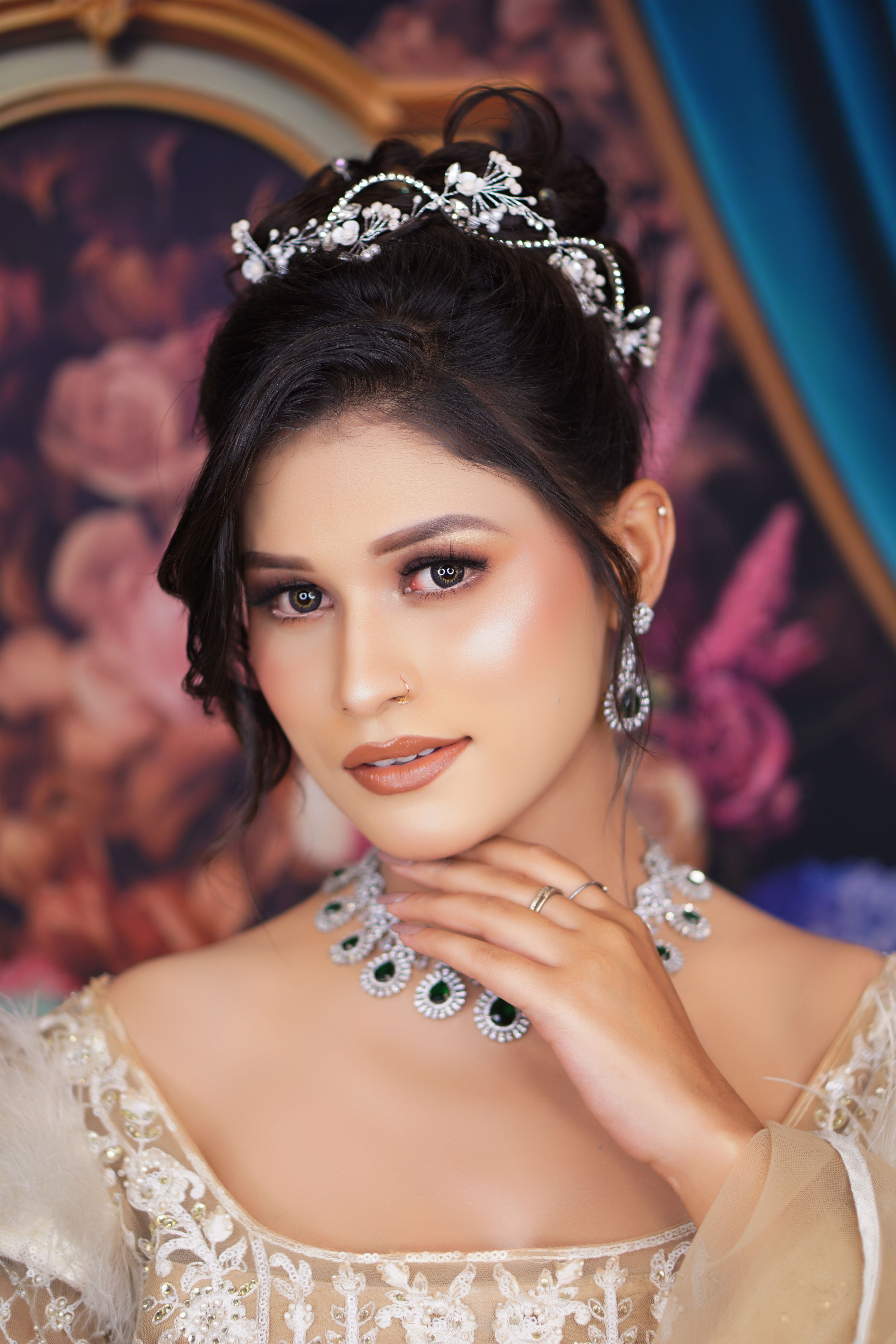 Elegante Retrato De Novia Con Joyas Y Tiara · Foto de stock gratuita