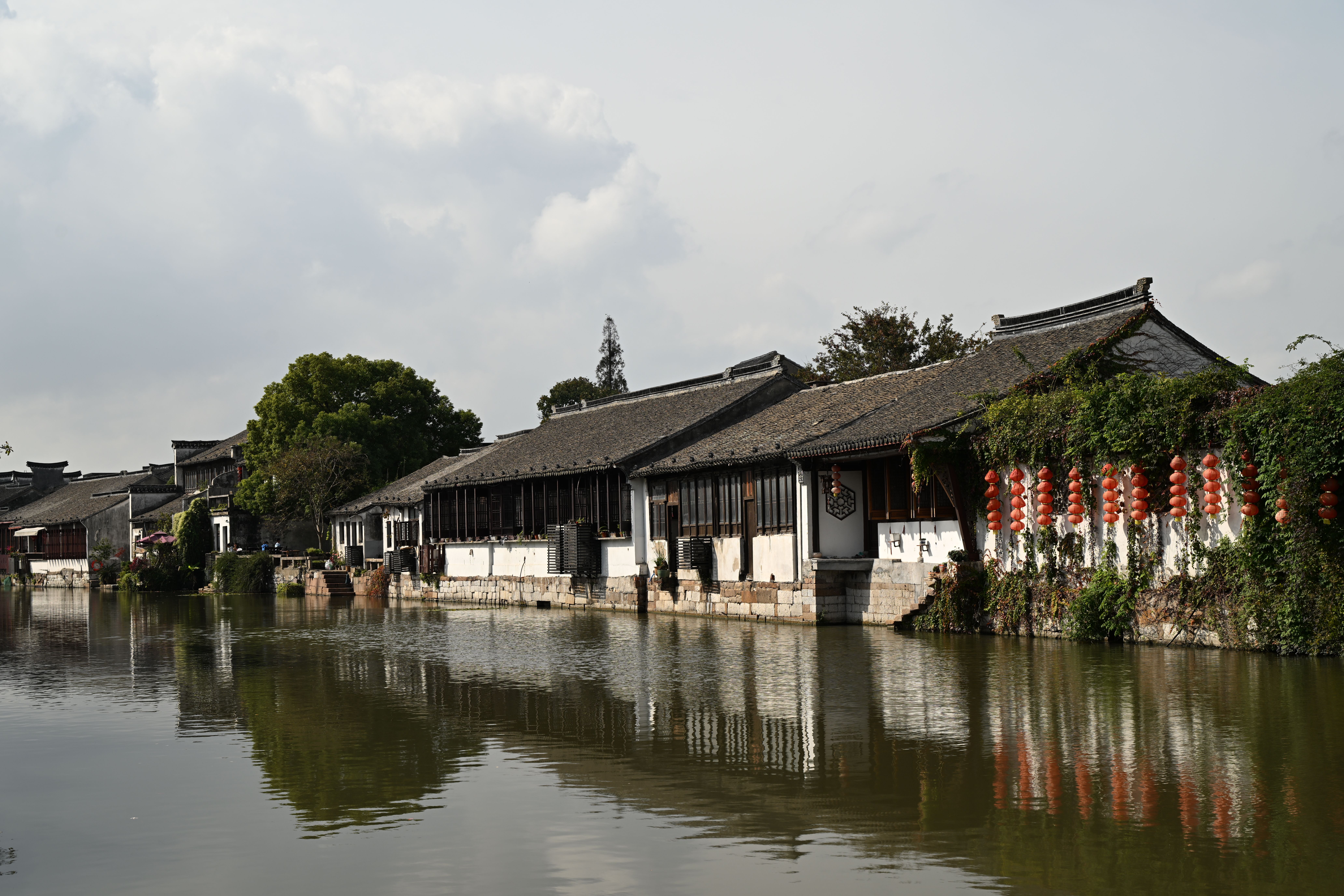 Traditional Chinese Water Town Scene with Reflections · Free Stock Photo