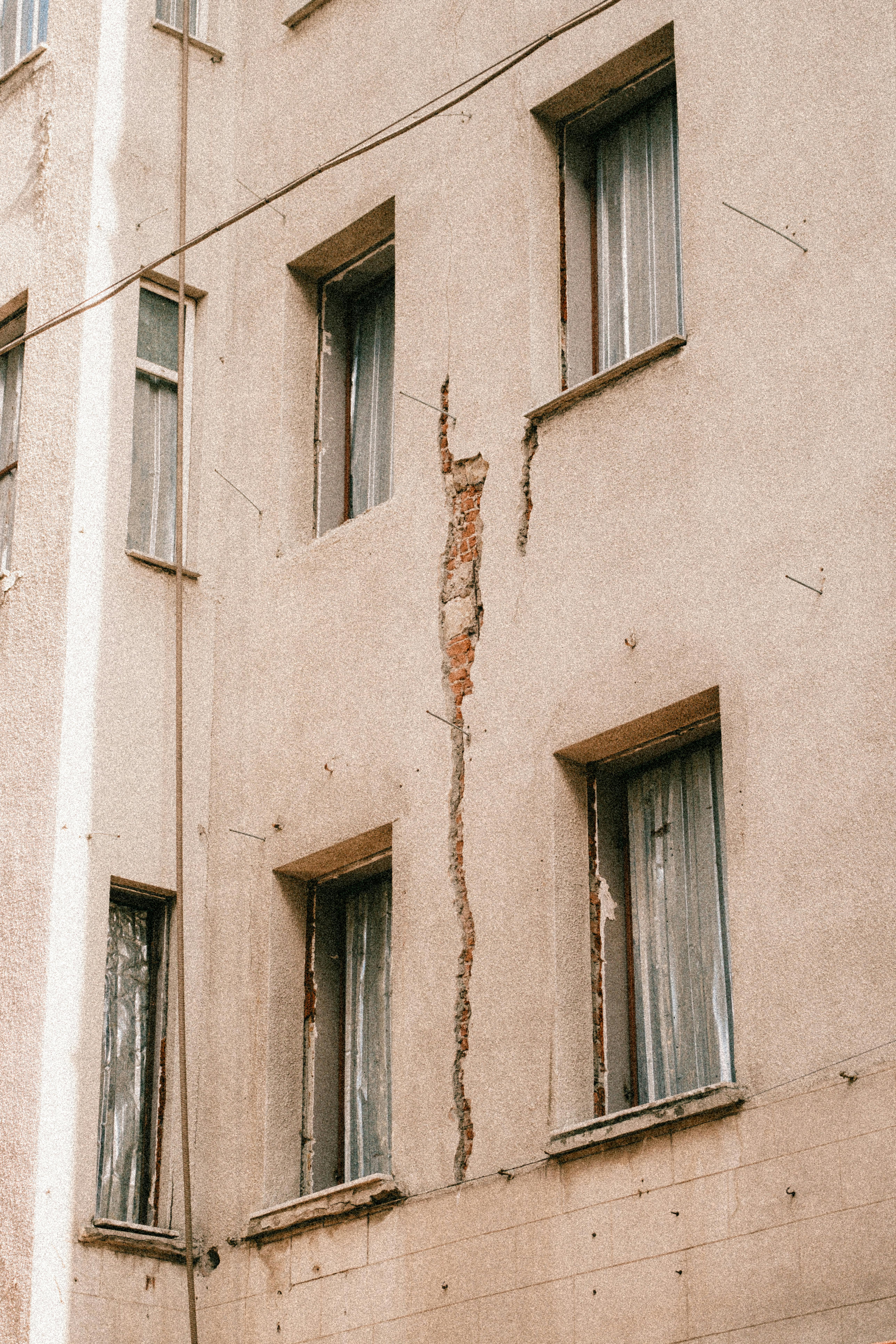 Cracked Building Façade in Historic İstanbul · Free Stock Photo