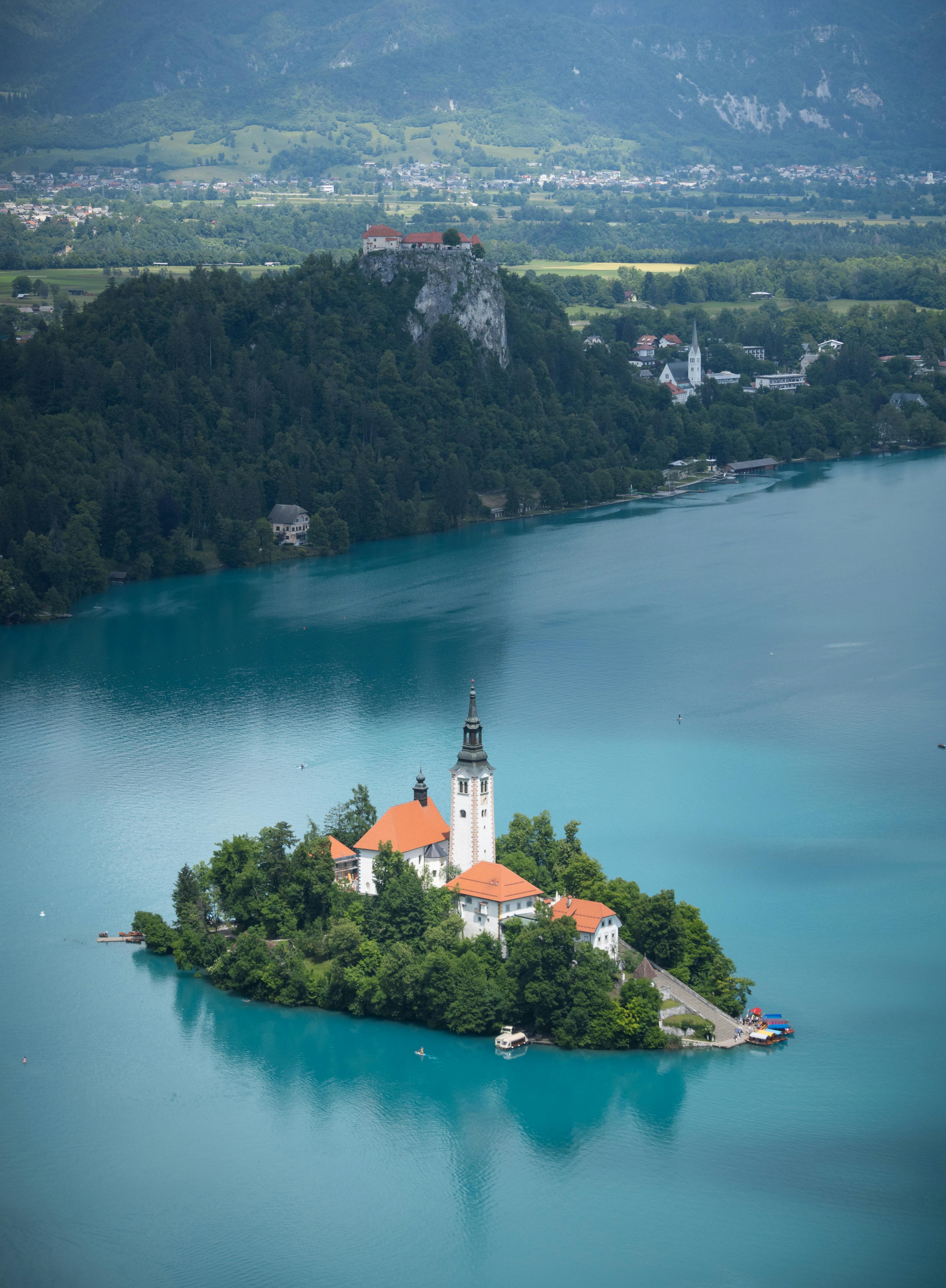 Vue Aérienne De L'église Sur L'île Du Lac De Bled · Photo gratuite