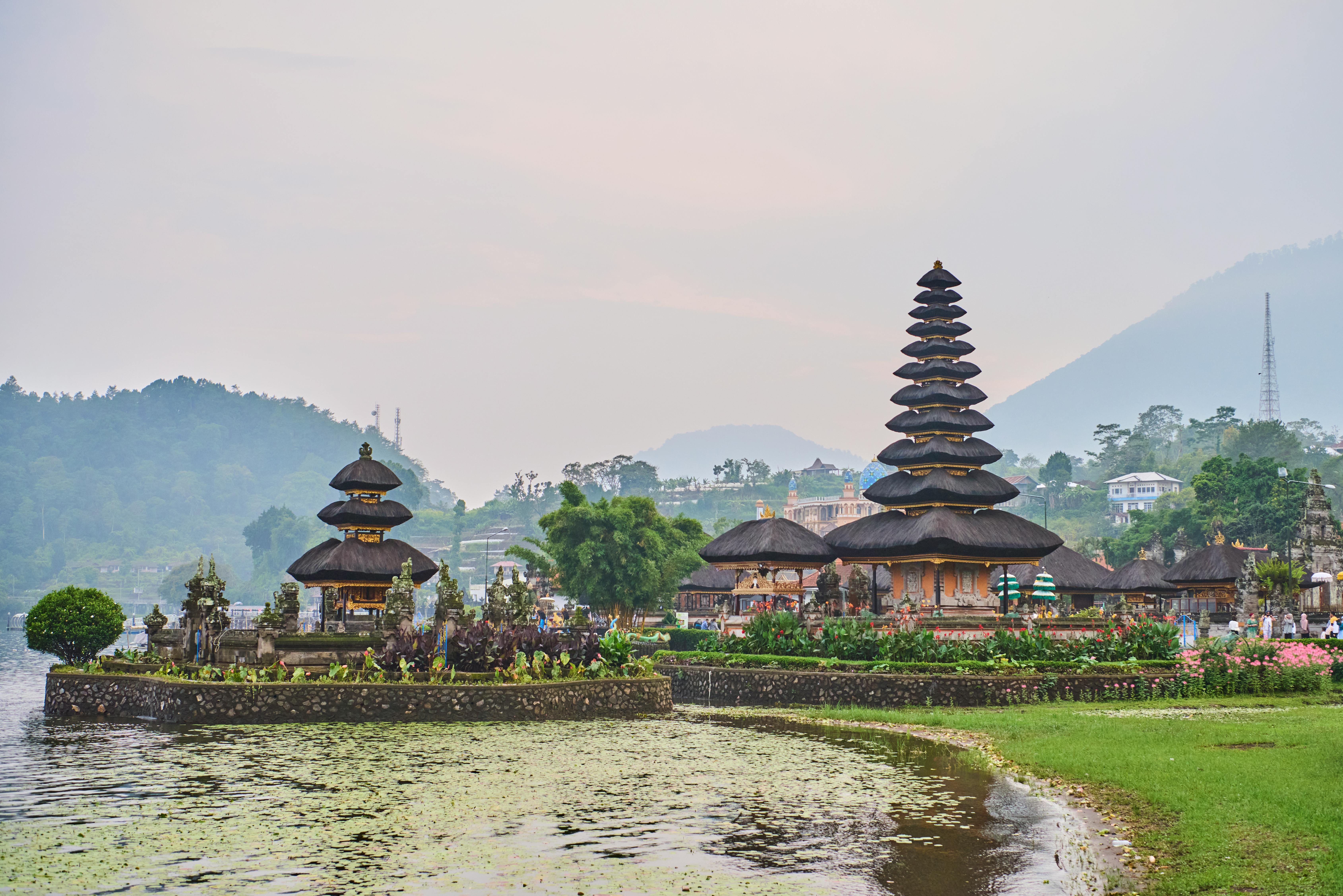 Pemandangan Tenang Pura Ulun Danu Beratan Di Bali · Foto Stok Gratis