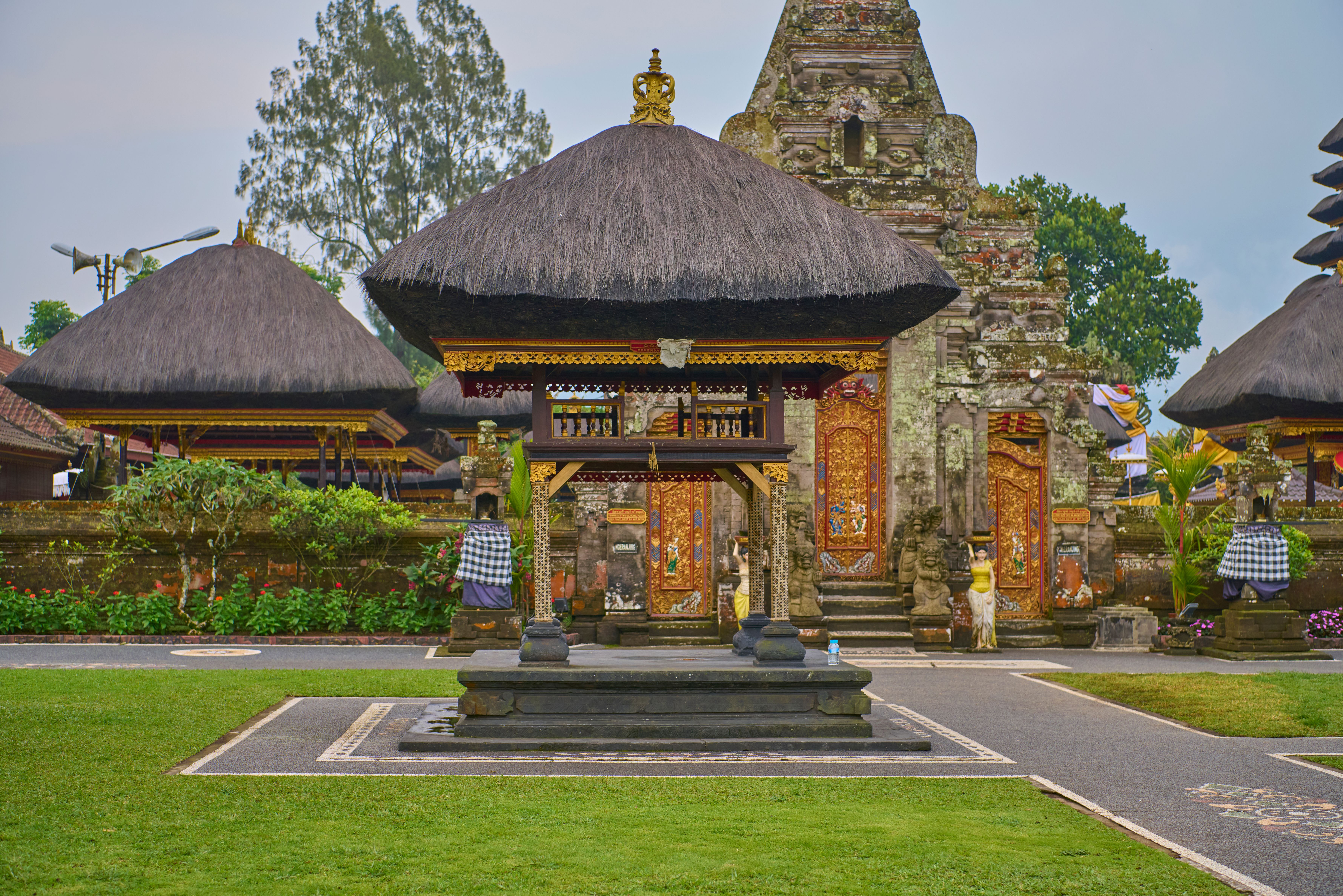 Traditional Balinese Temple with Ornate Architecture · Free Stock Photo