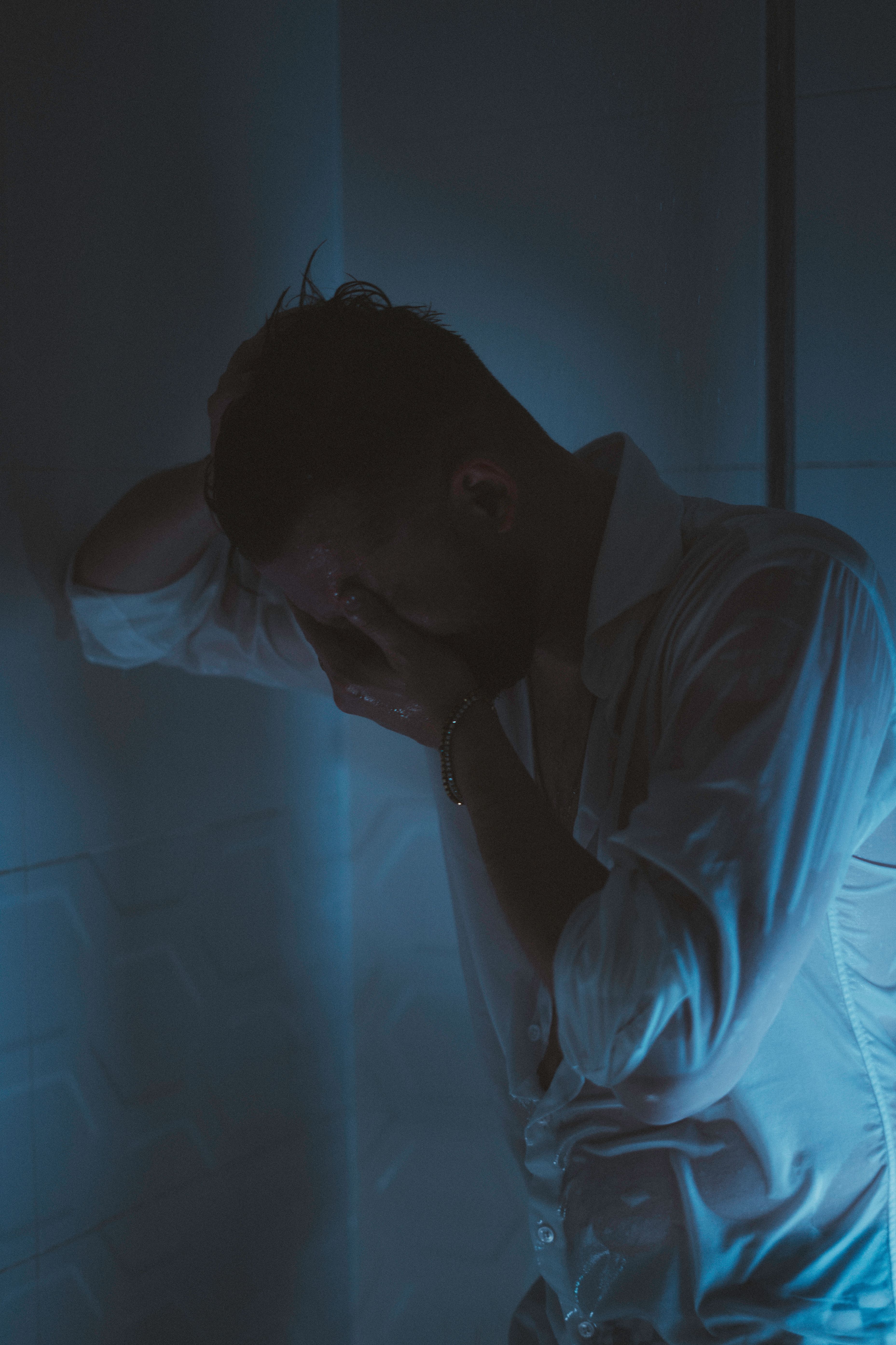 Hombre Experimentando Emociones Bajo Una Luz Azul Tenue · Foto de stock ...