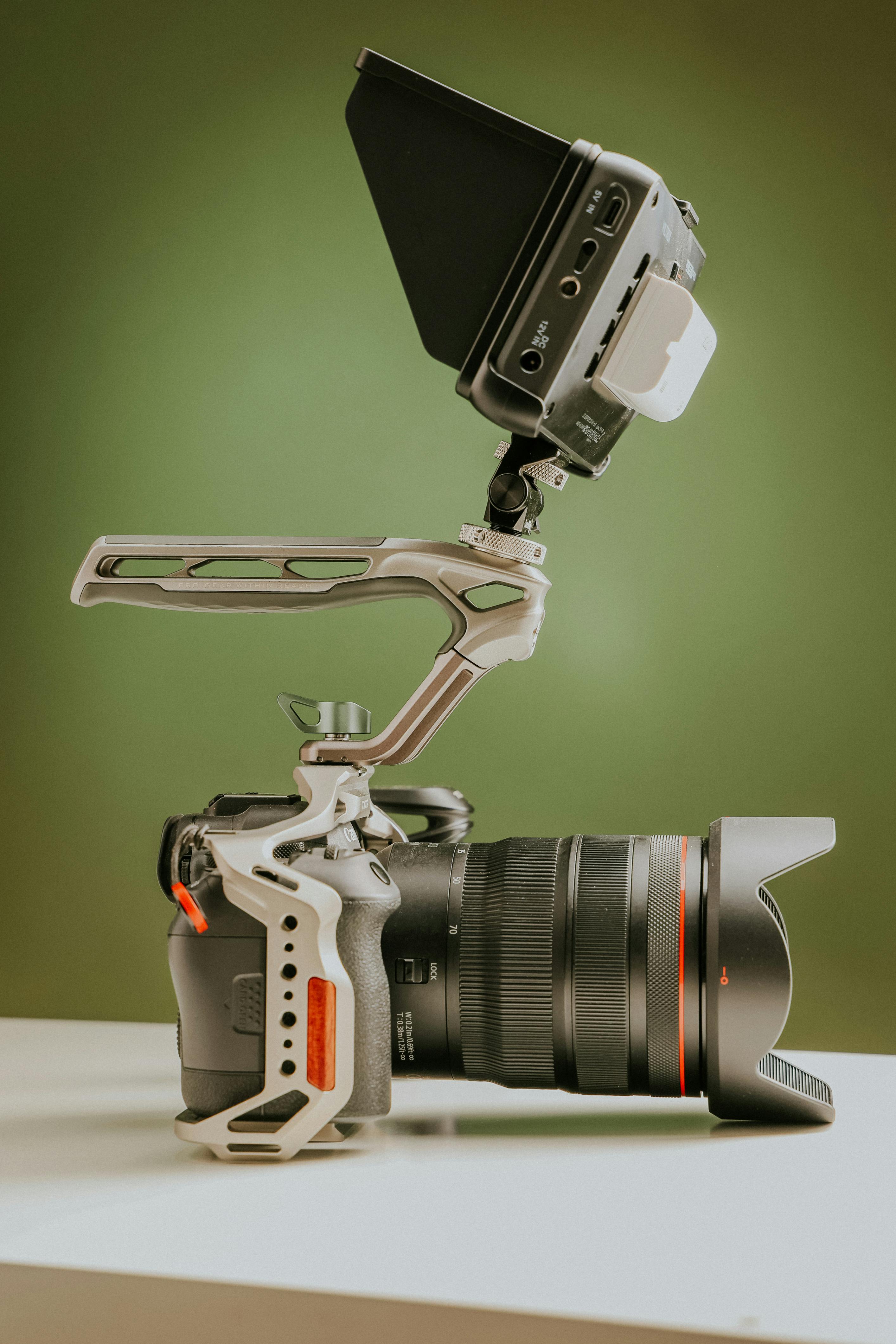 Professional DSLR Camera Setup with External Monitor · Free Stock Photo