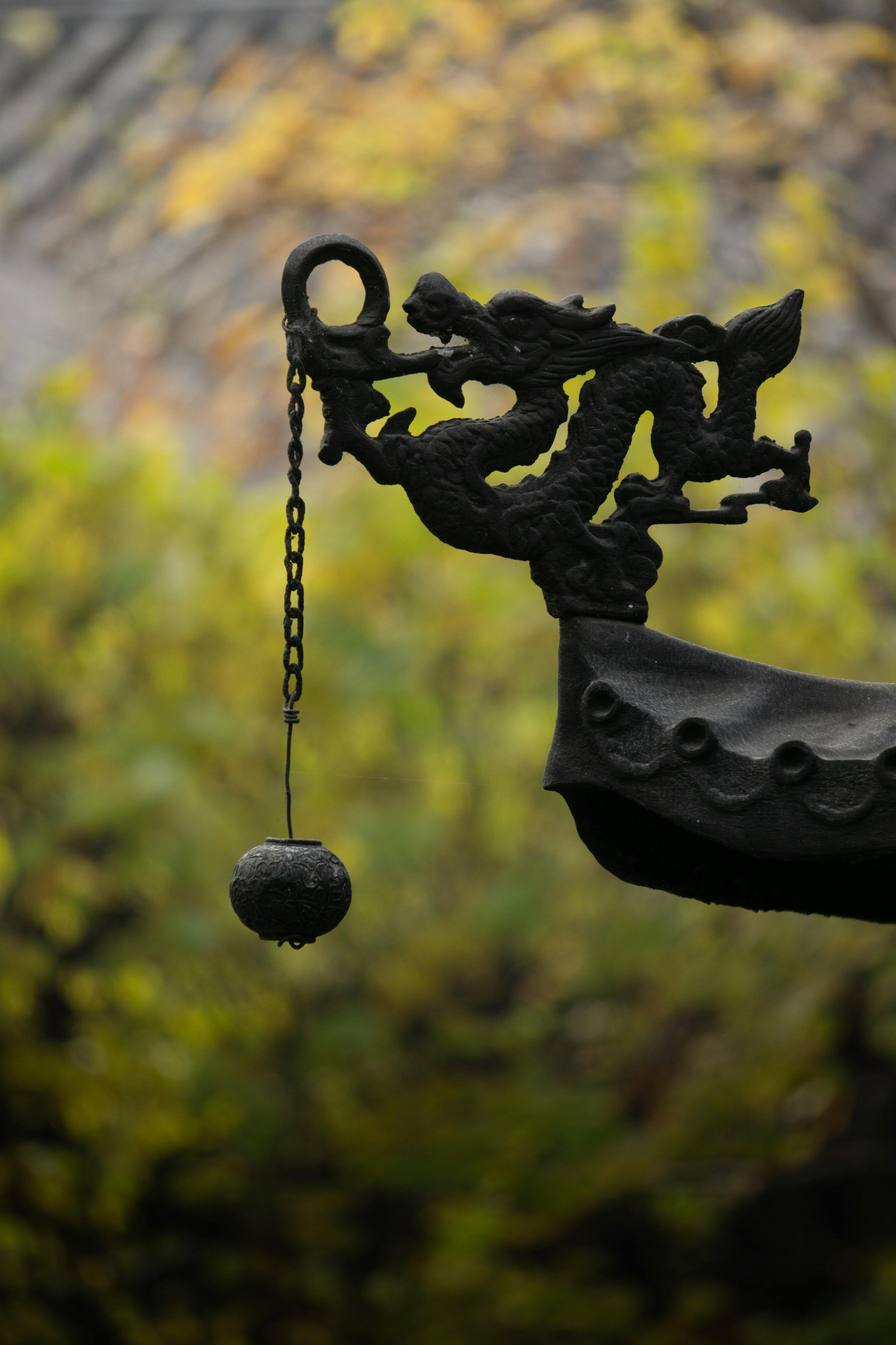 Ornamen Naga Tradisional Di Tepi Atap · Foto Stok Gratis