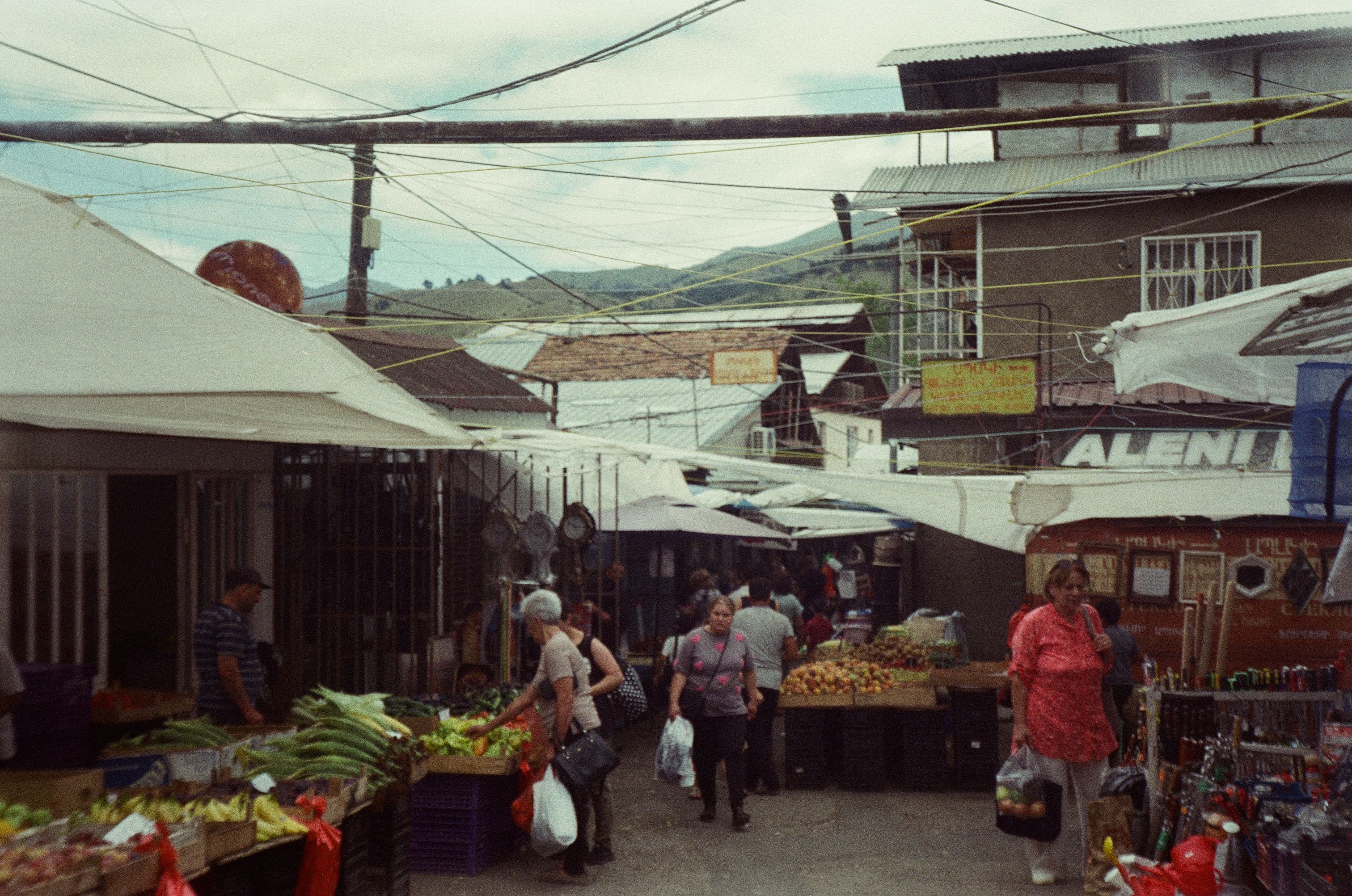 Bustling outdoor market scene in Vanadzor · Free Stock Photo