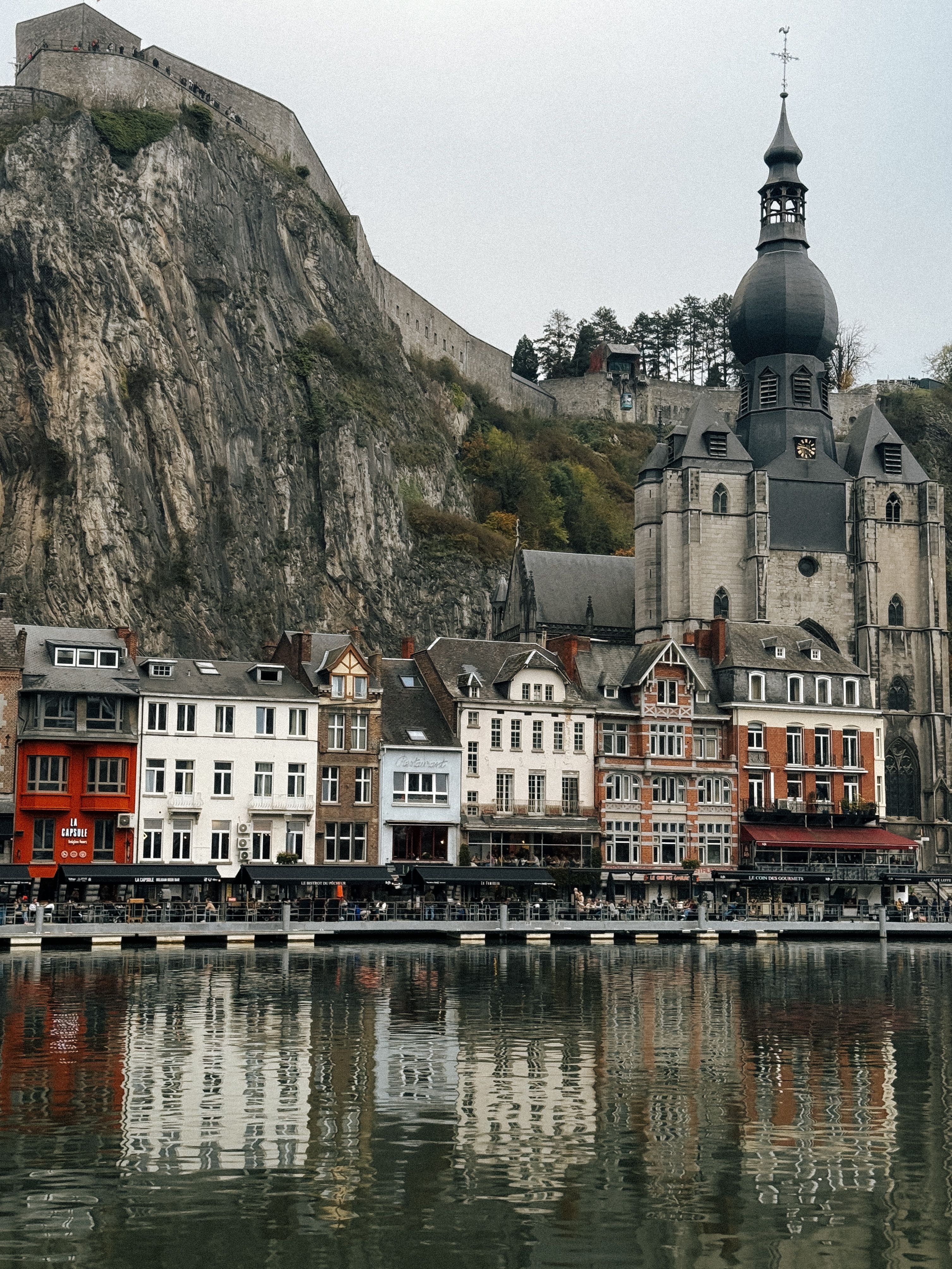Vista Panorámica De La Ciudadela De Dinant Y La Ribera Del Río, Bélgica ...