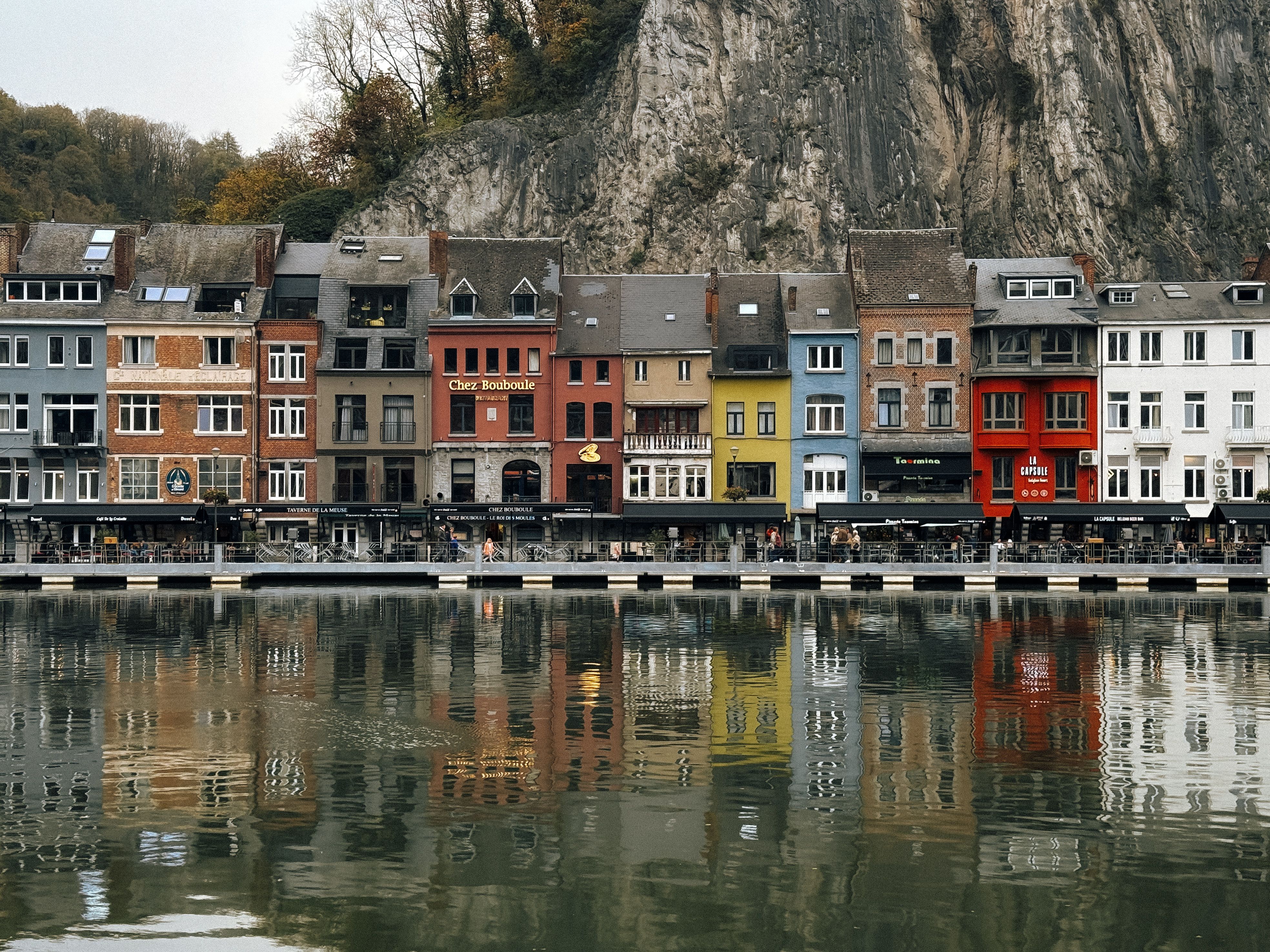 Vista Panorámica De Las Coloridas Casas De Dinant Junto Al Río · Foto ...