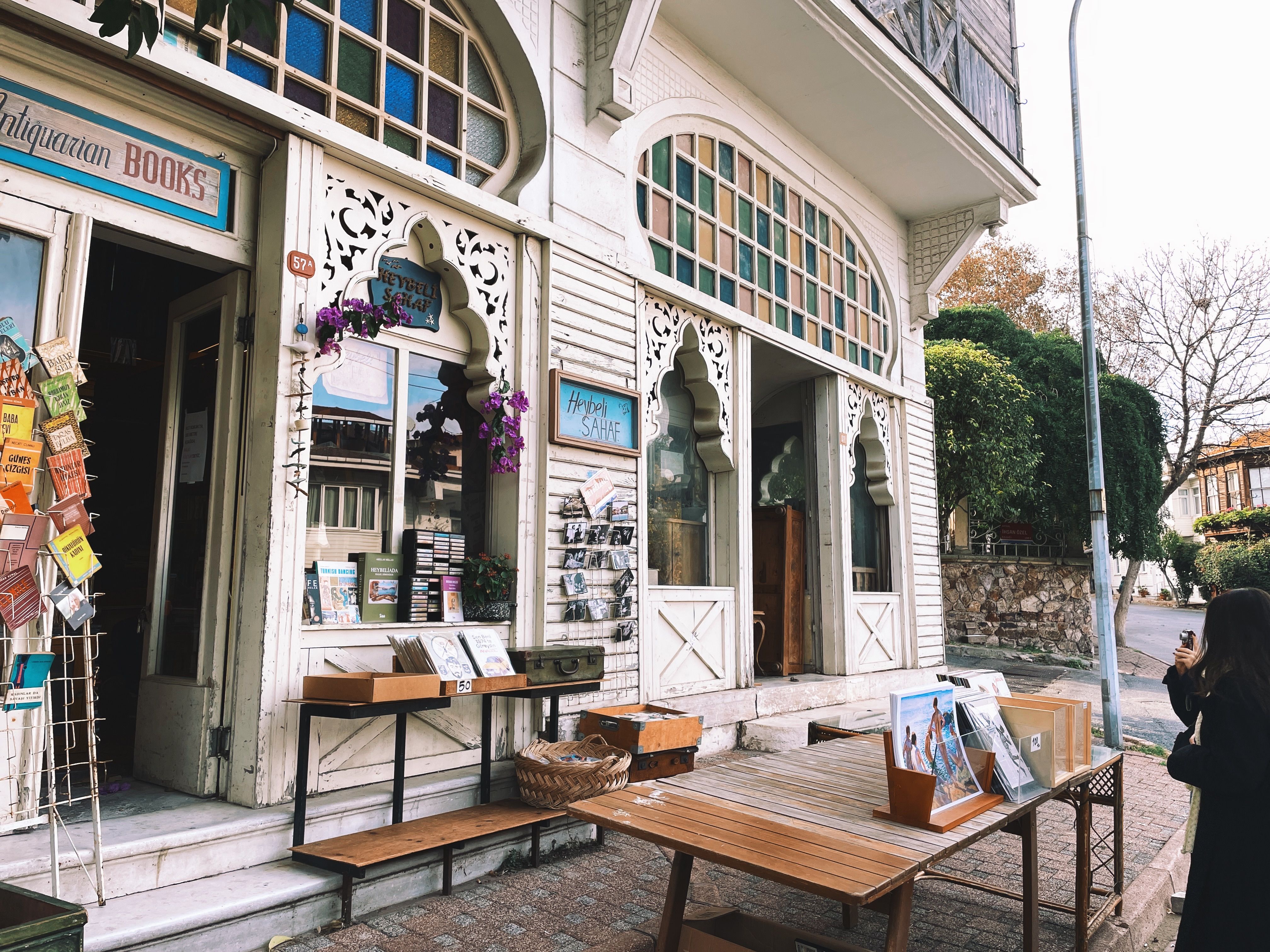 Quaint Antiquarian Bookstore in Historic District · Free Stock Photo