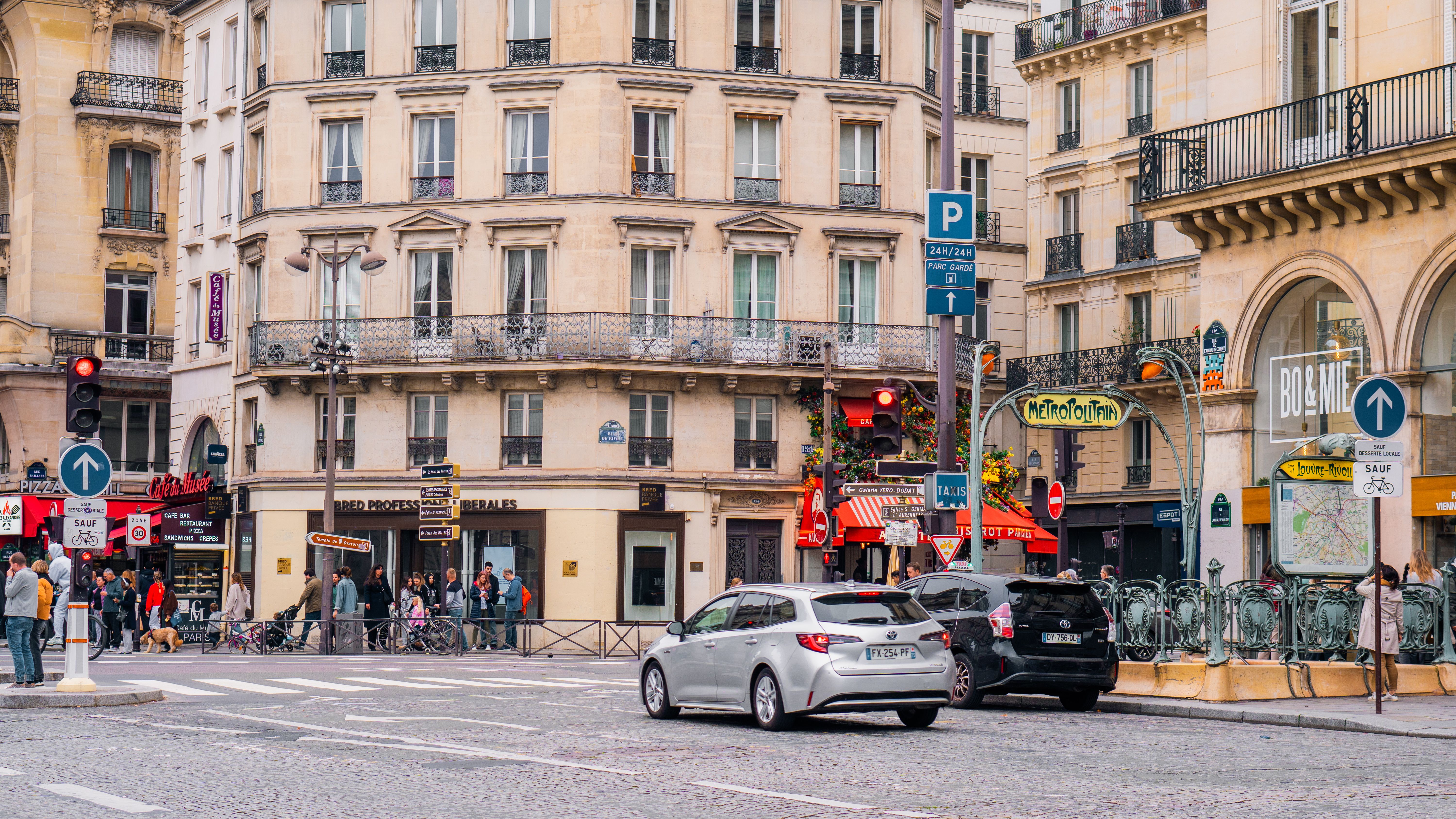 Bustling Parisian Street Scene with Metro Station · Free Stock Photo