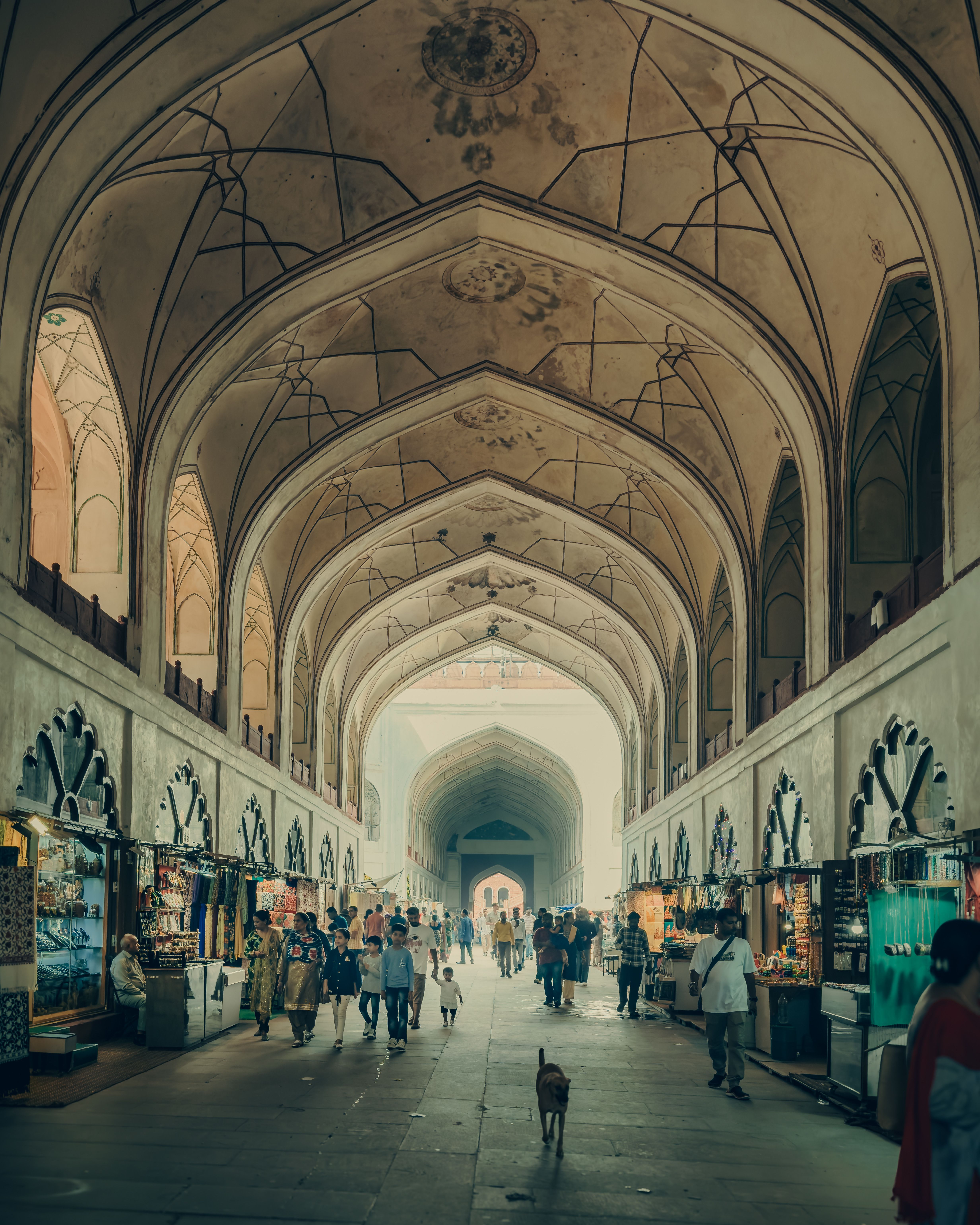 Bustling Market Under Historical Arches in Delhi · Free Stock Photo