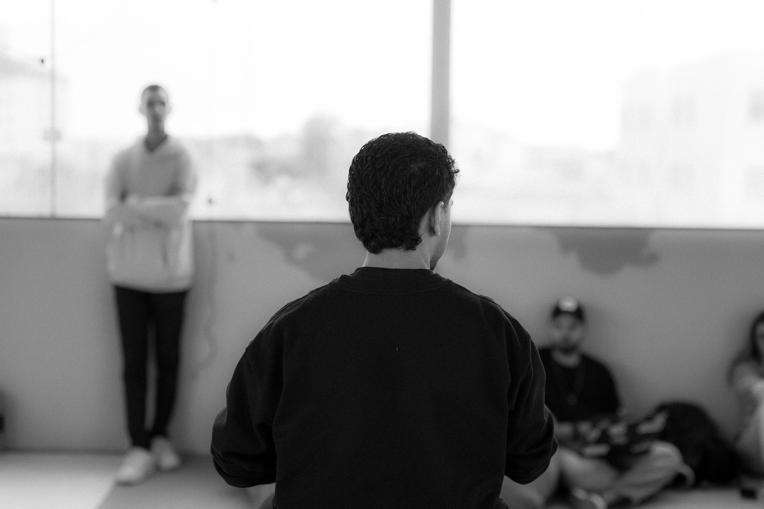 Escena De Discusión Grupal En Blanco Y Negro · Foto de stock gratuita