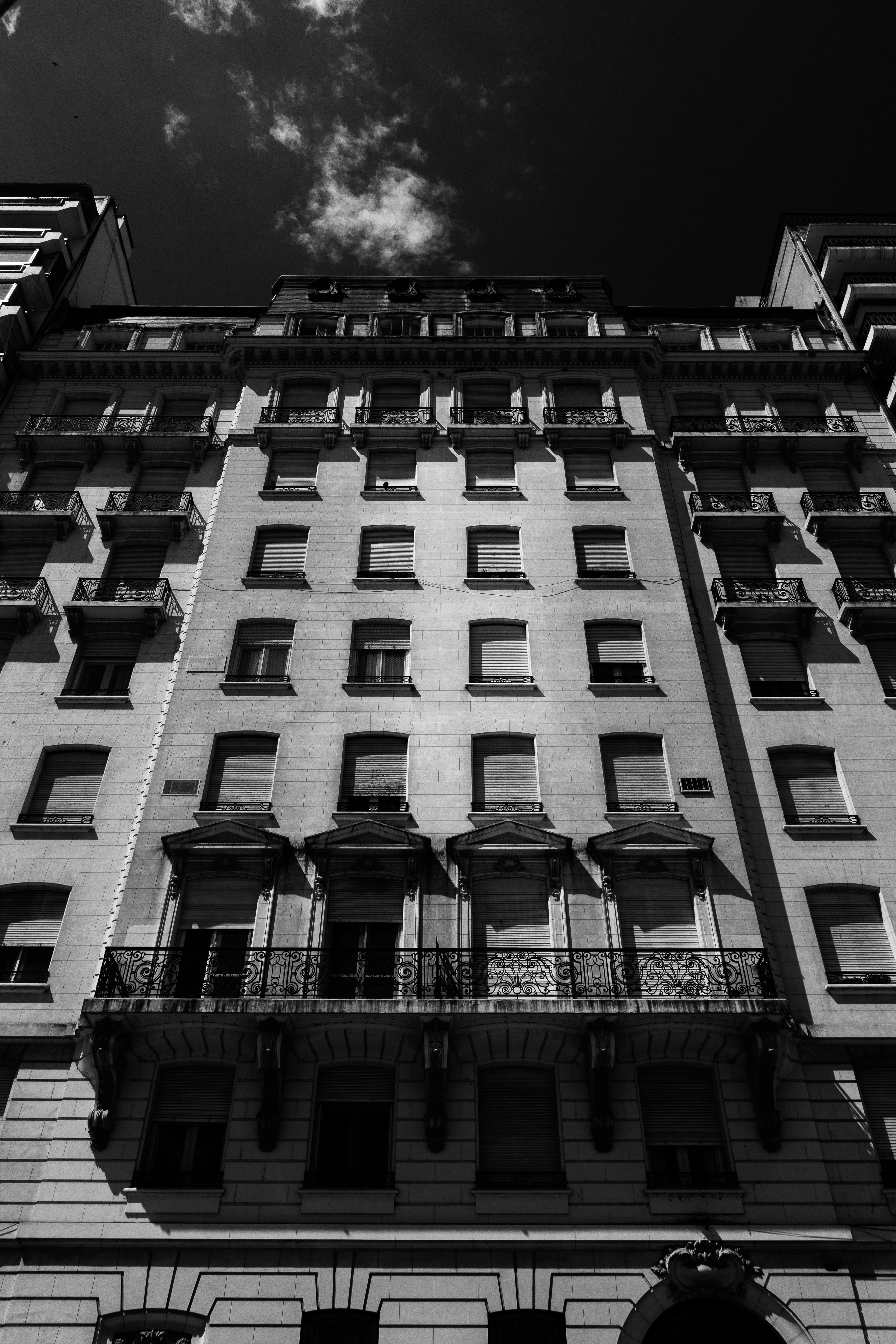 High Contrast Urban Architecture in Black and White · Free Stock Photo
