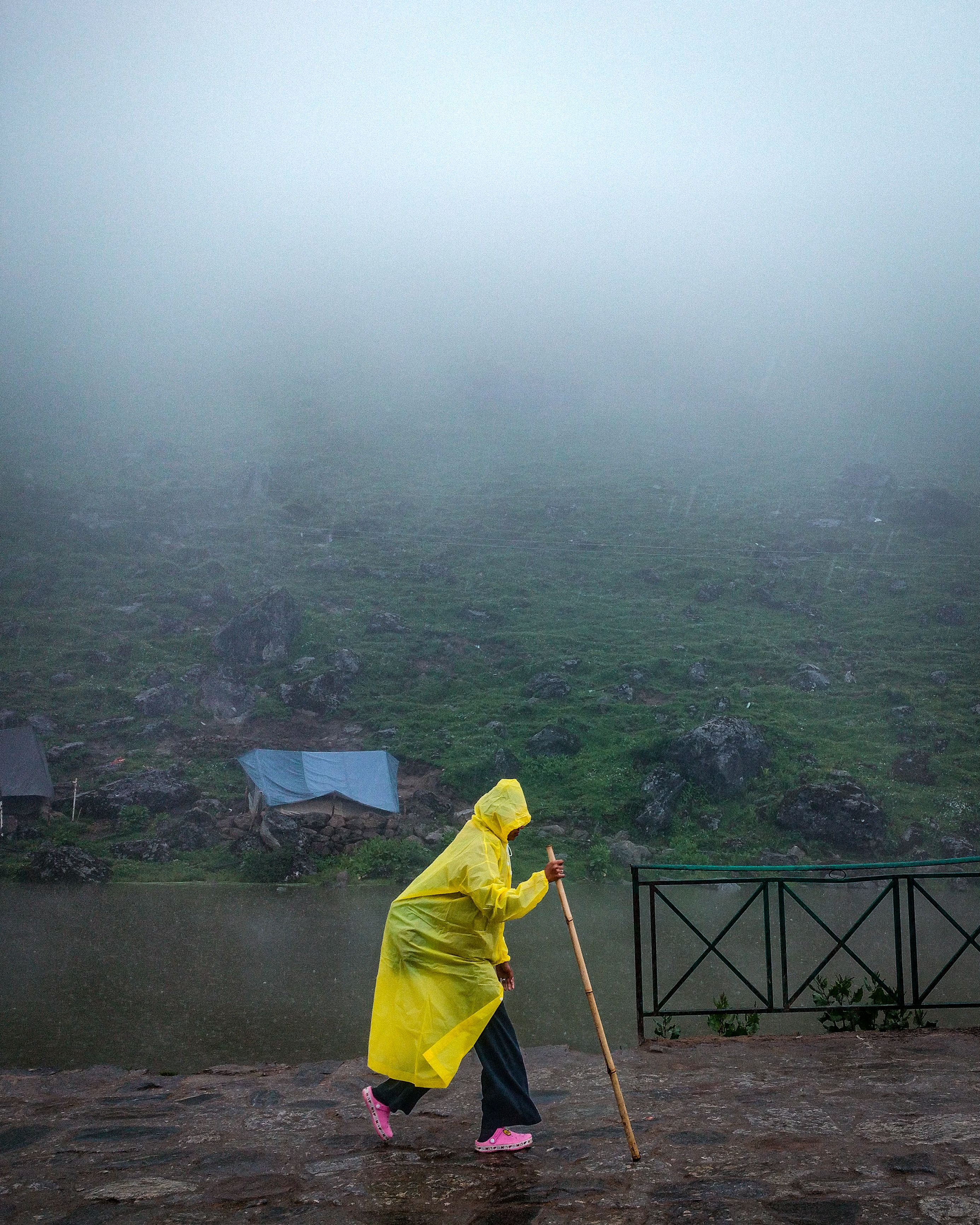 Persona Caminando Con Impermeable Amarillo En Un Día De Niebla · Foto ...
