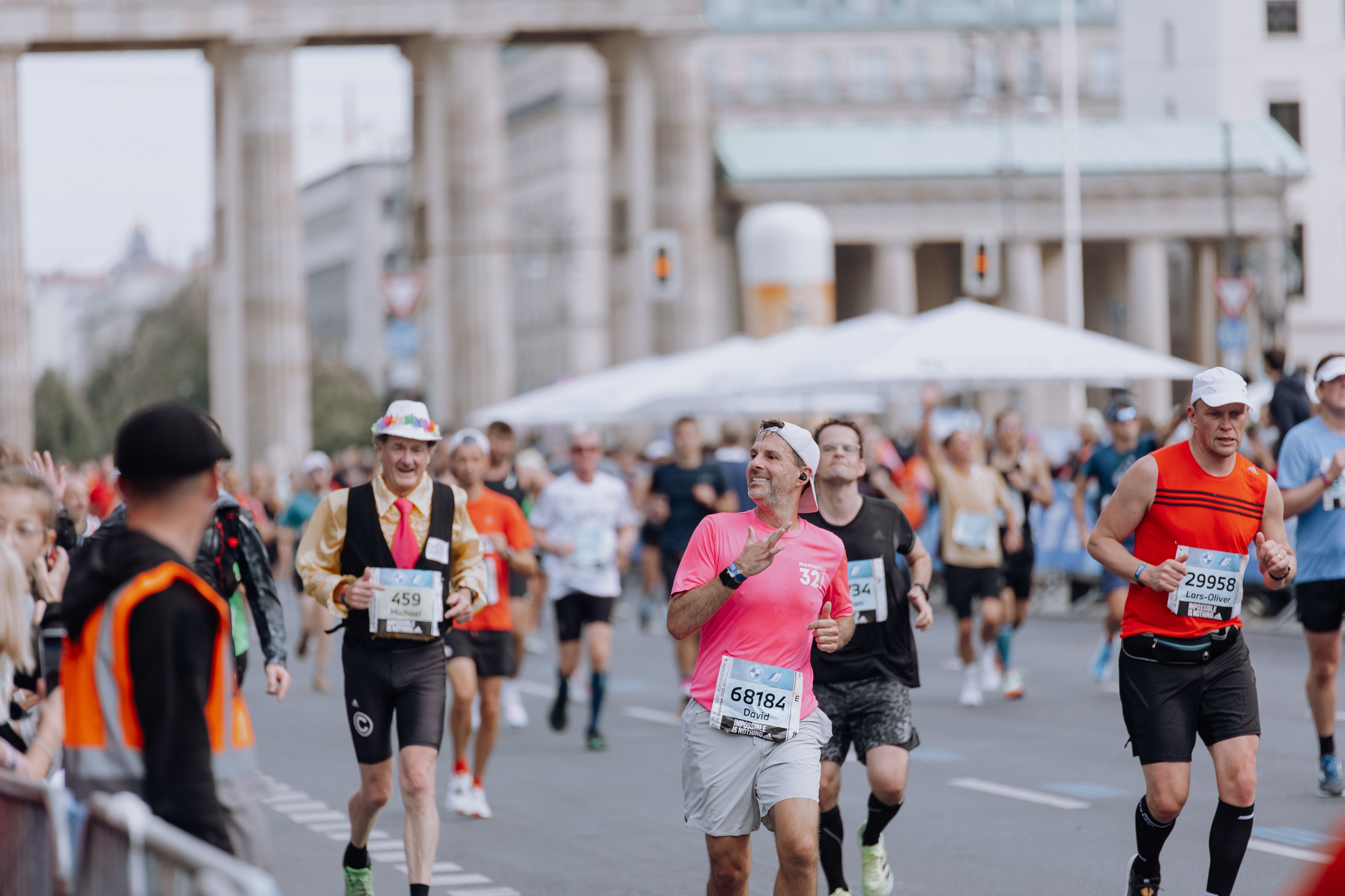 Runners Competing in Marathon Near Iconic Monument · Free Stock Photo