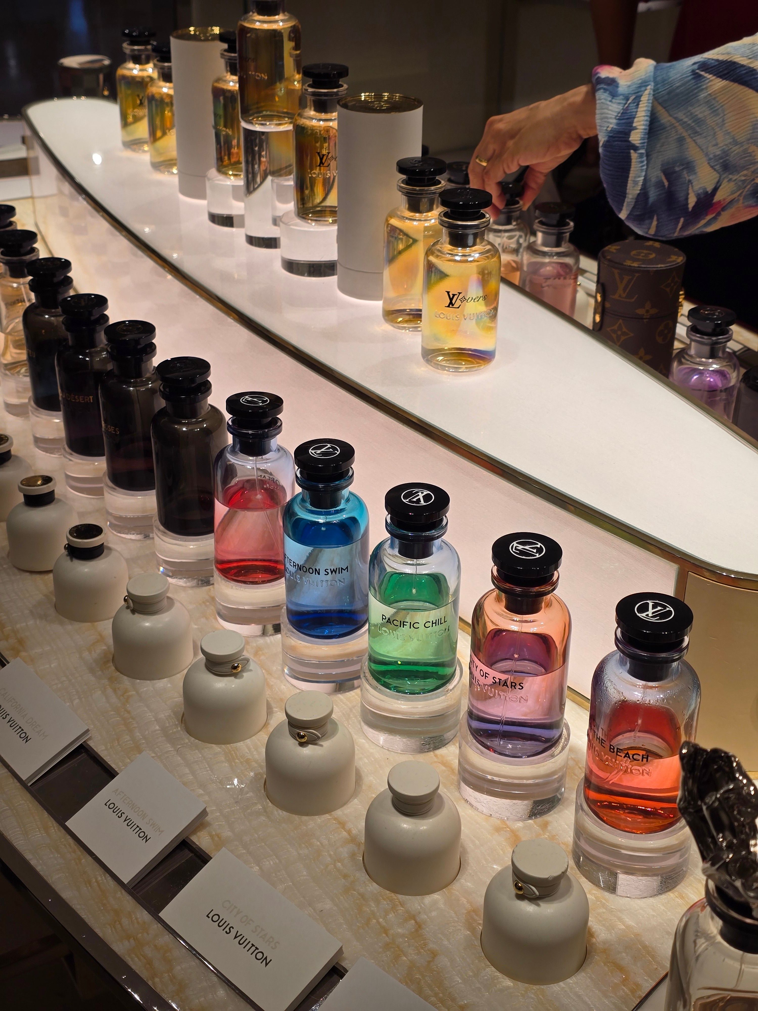 Tampilan Elegan Botol Parfum Mewah · Foto Stok Gratis