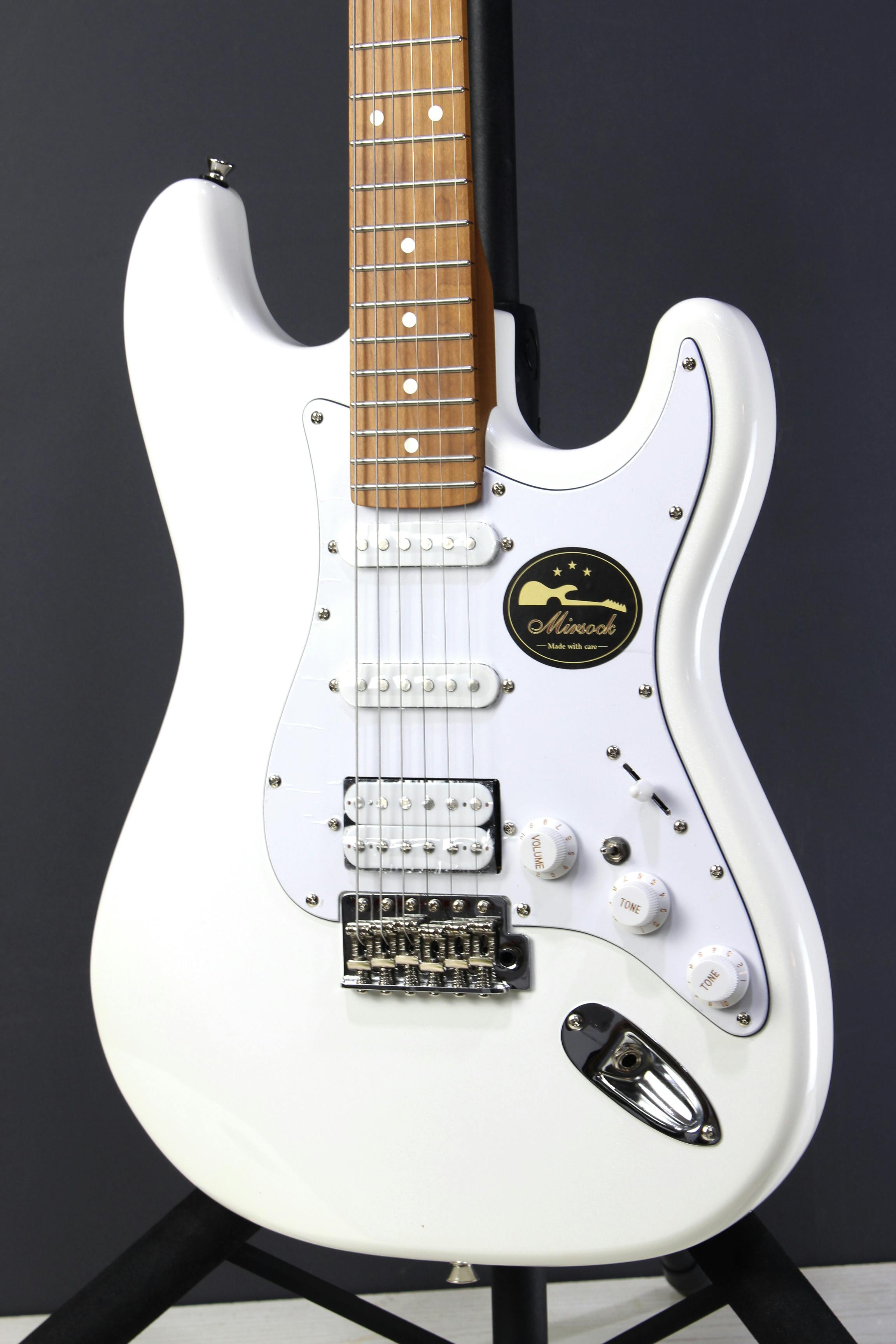 Guitarra Eléctrica Blanca Con Mástil De Madera · Foto de stock gratuita