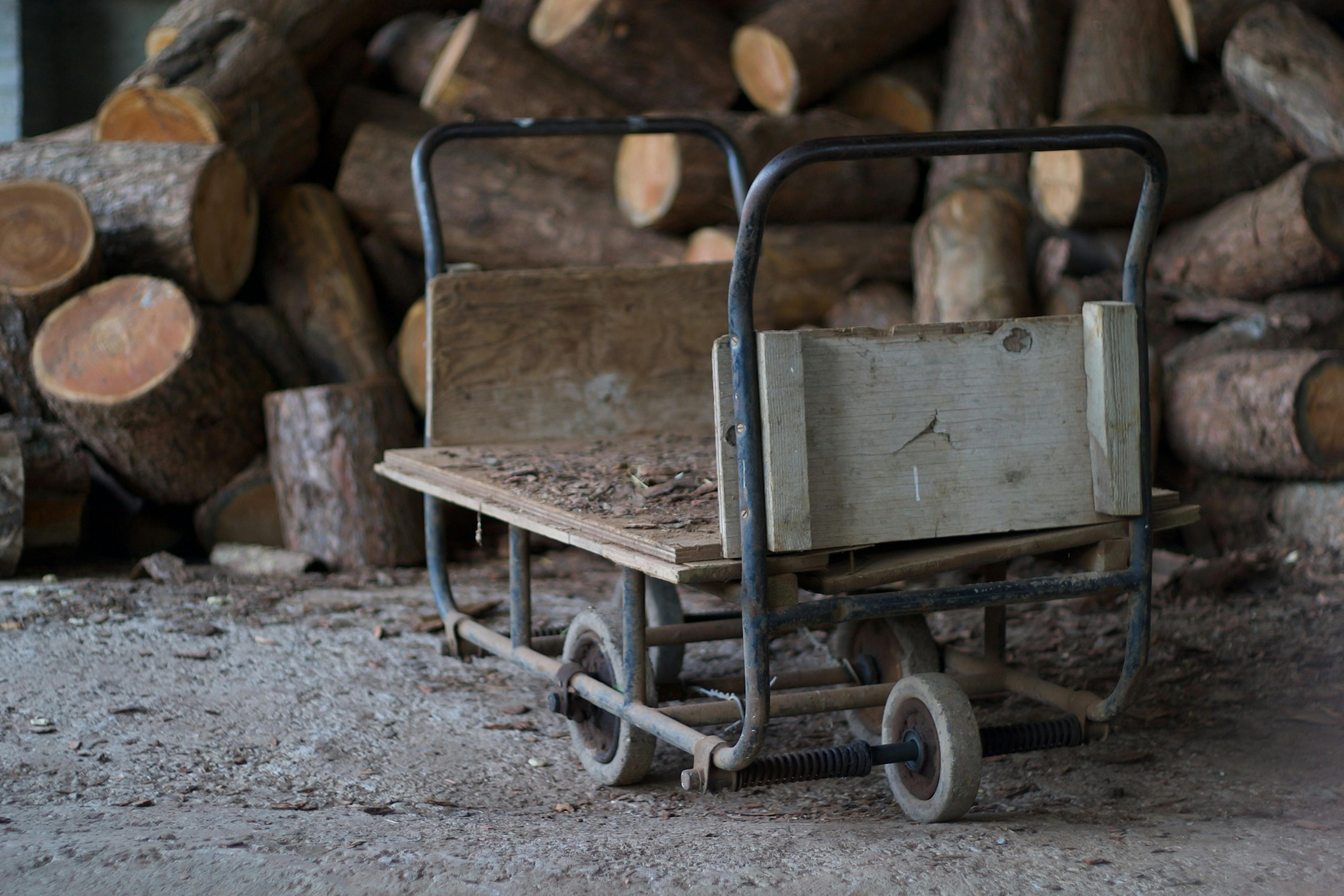 Carro De Madera Rústico En Un Entorno De Pila De Leña · Foto de stock ...