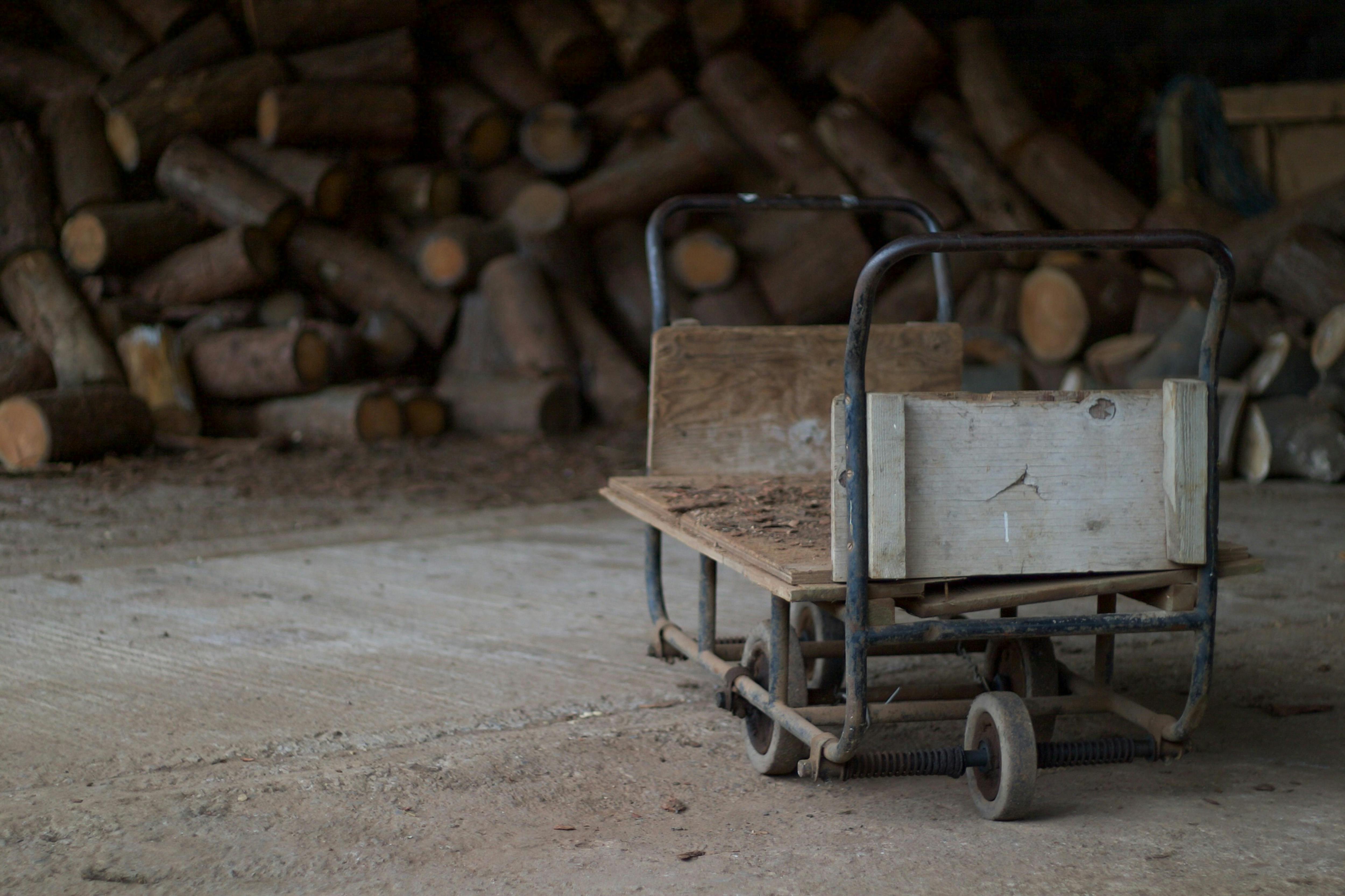 Carro De Madera Antiguo En Cobertizo De Madera Rústico · Foto de stock ...