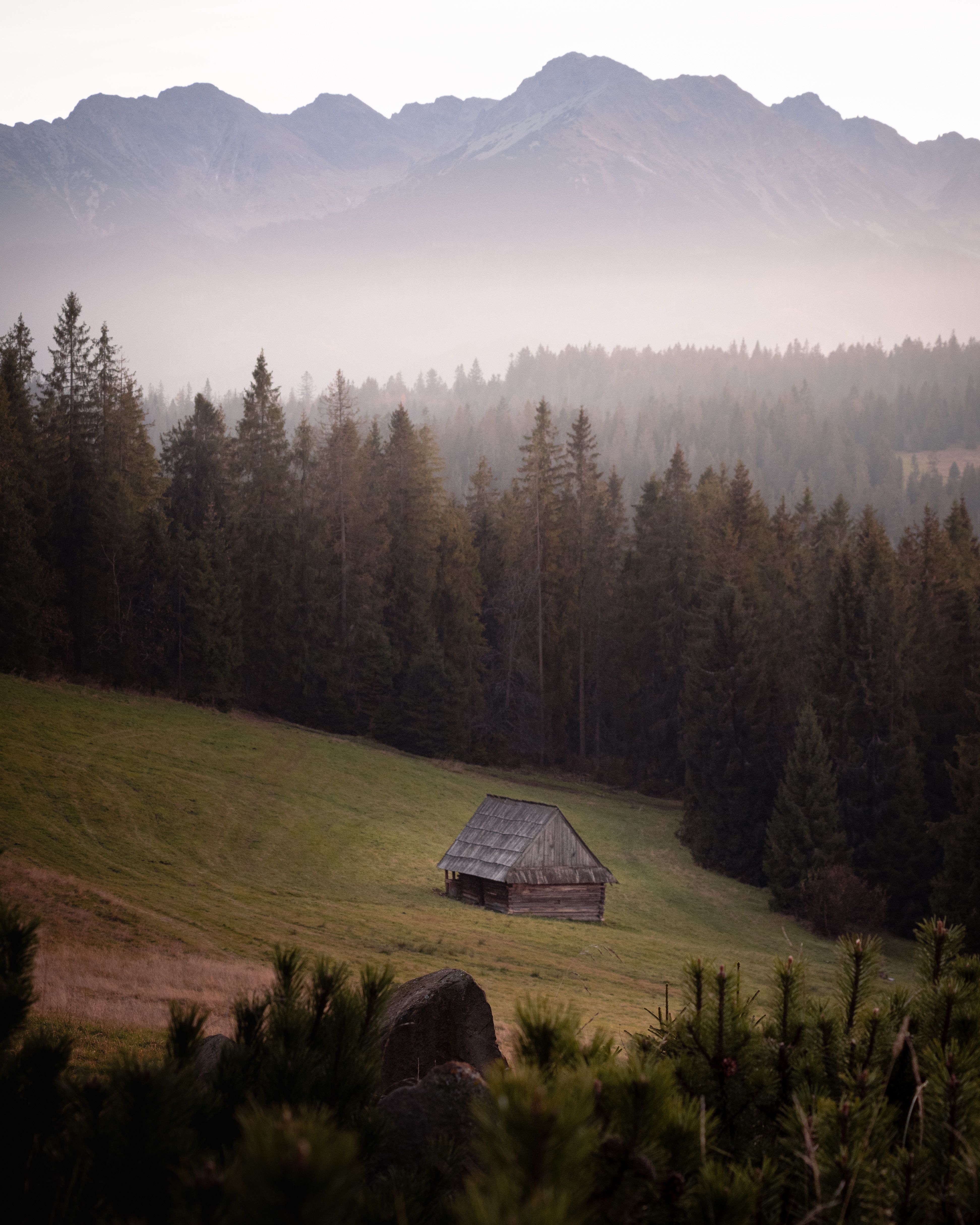 Cabana De Montanha Cênica Nas Montanhas Tatra, Polônia · Foto ...