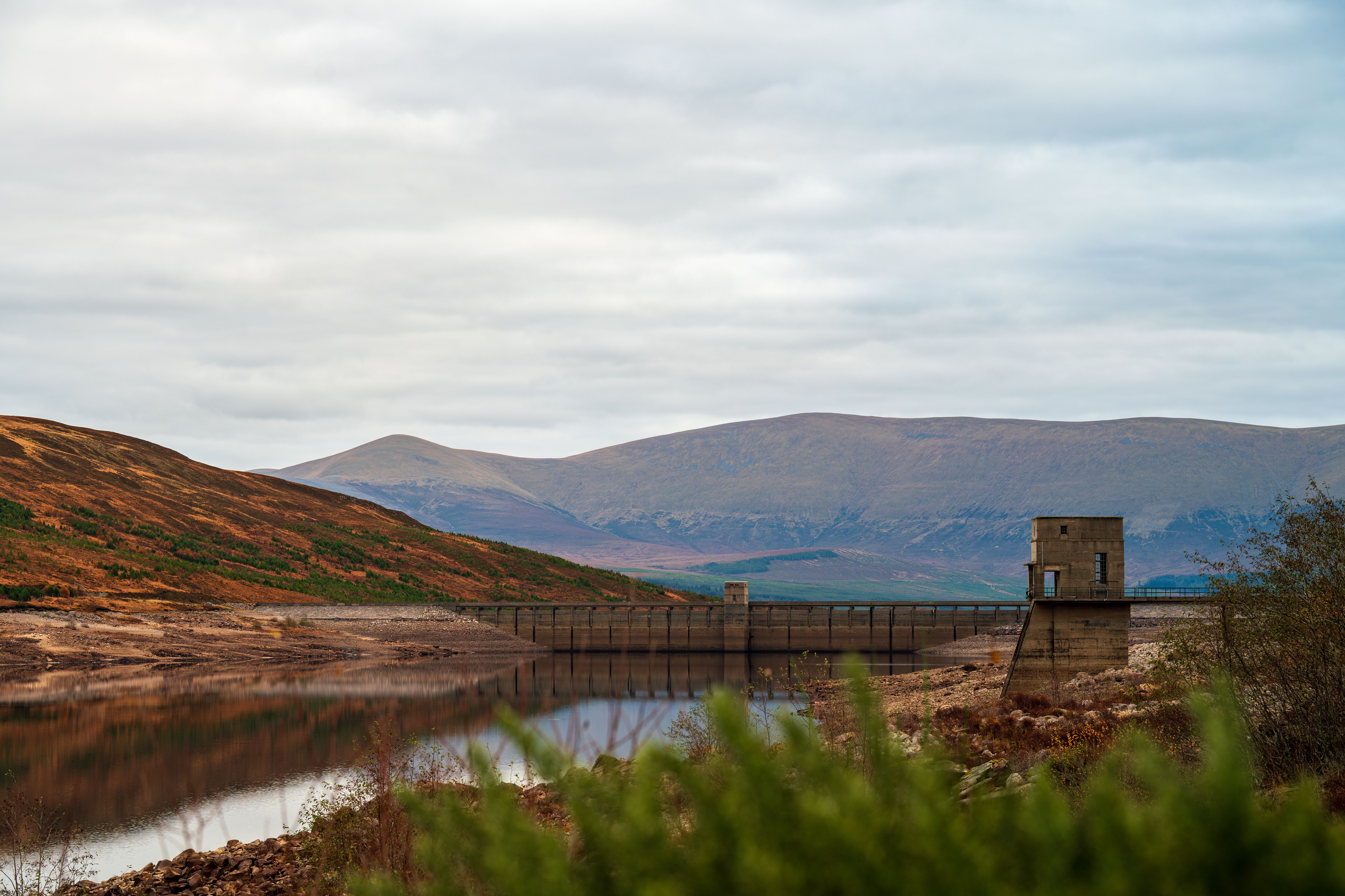 Serene Dam Landscape with Reflections · Free Stock Photo
